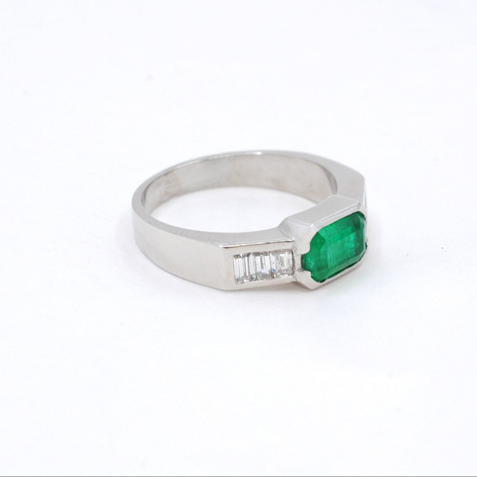 Anillo En Platino, Brillantes Y Esmeralda — Facello Joyeros