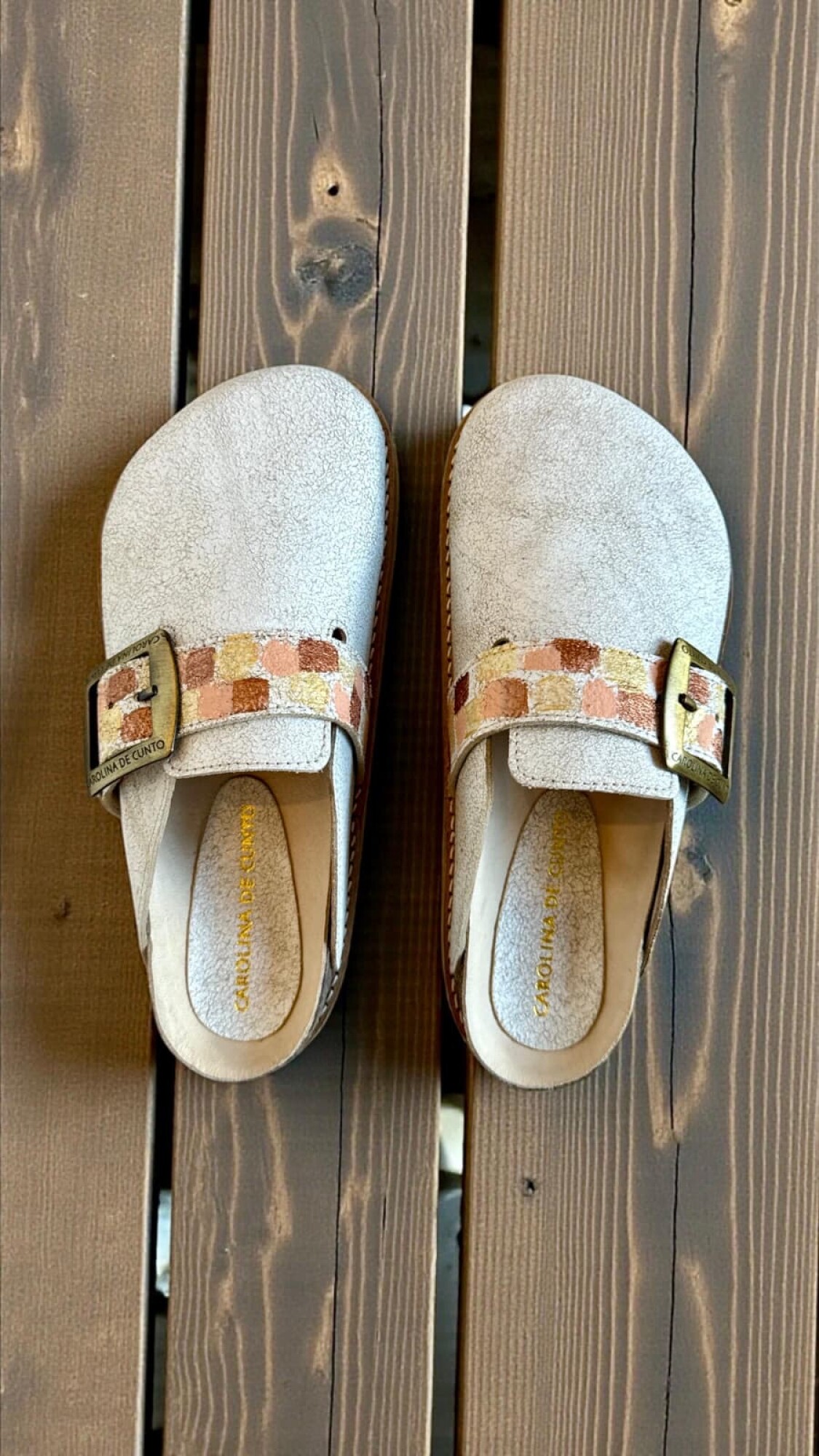 Sandalias SAKI Blancas Línea Ottenta Con Hebilla Y Arte Carolina De Cunto Pintado A Mano ...