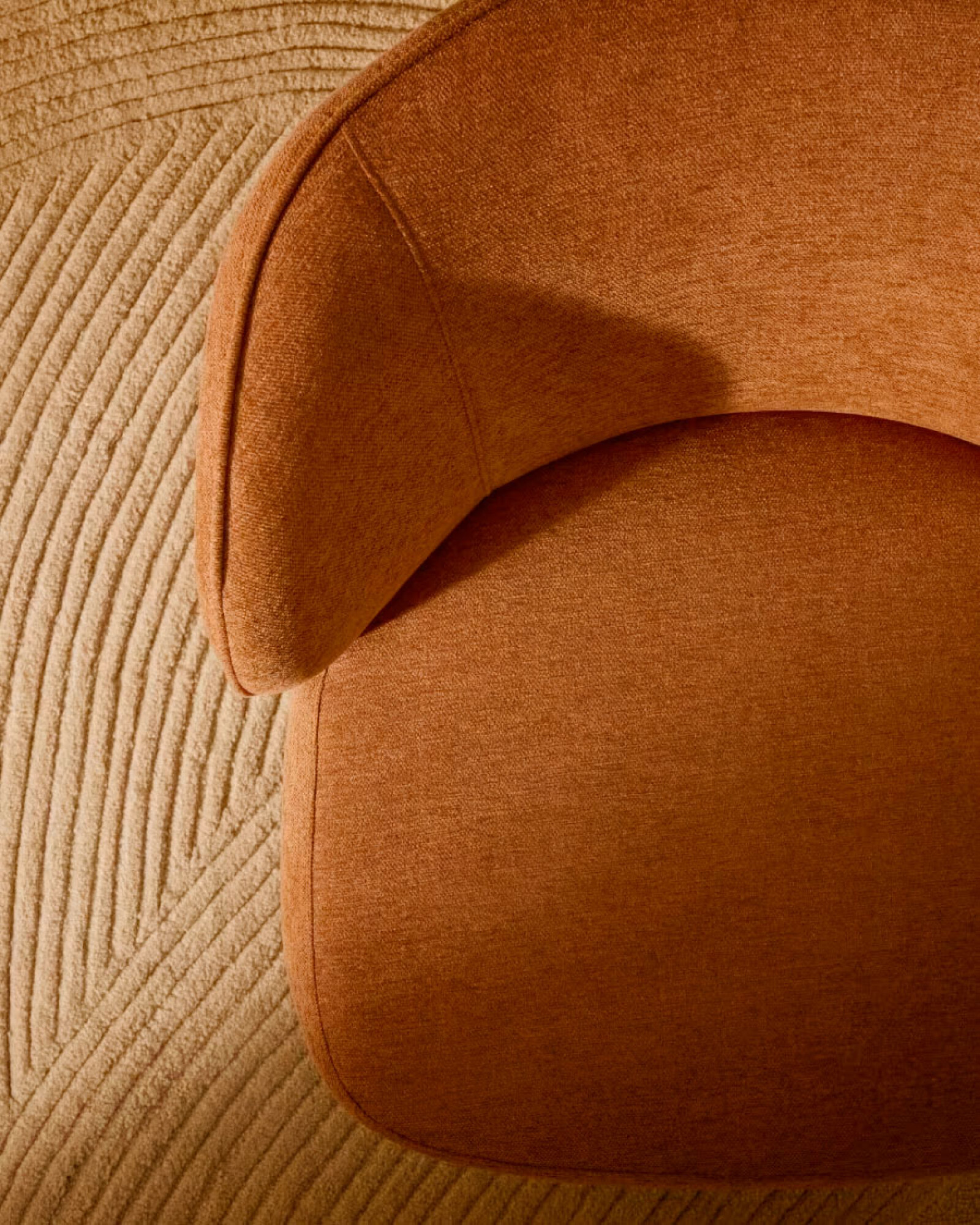 Butaca Ulit de chenilla - terracota y patas de madera maciza haya ...