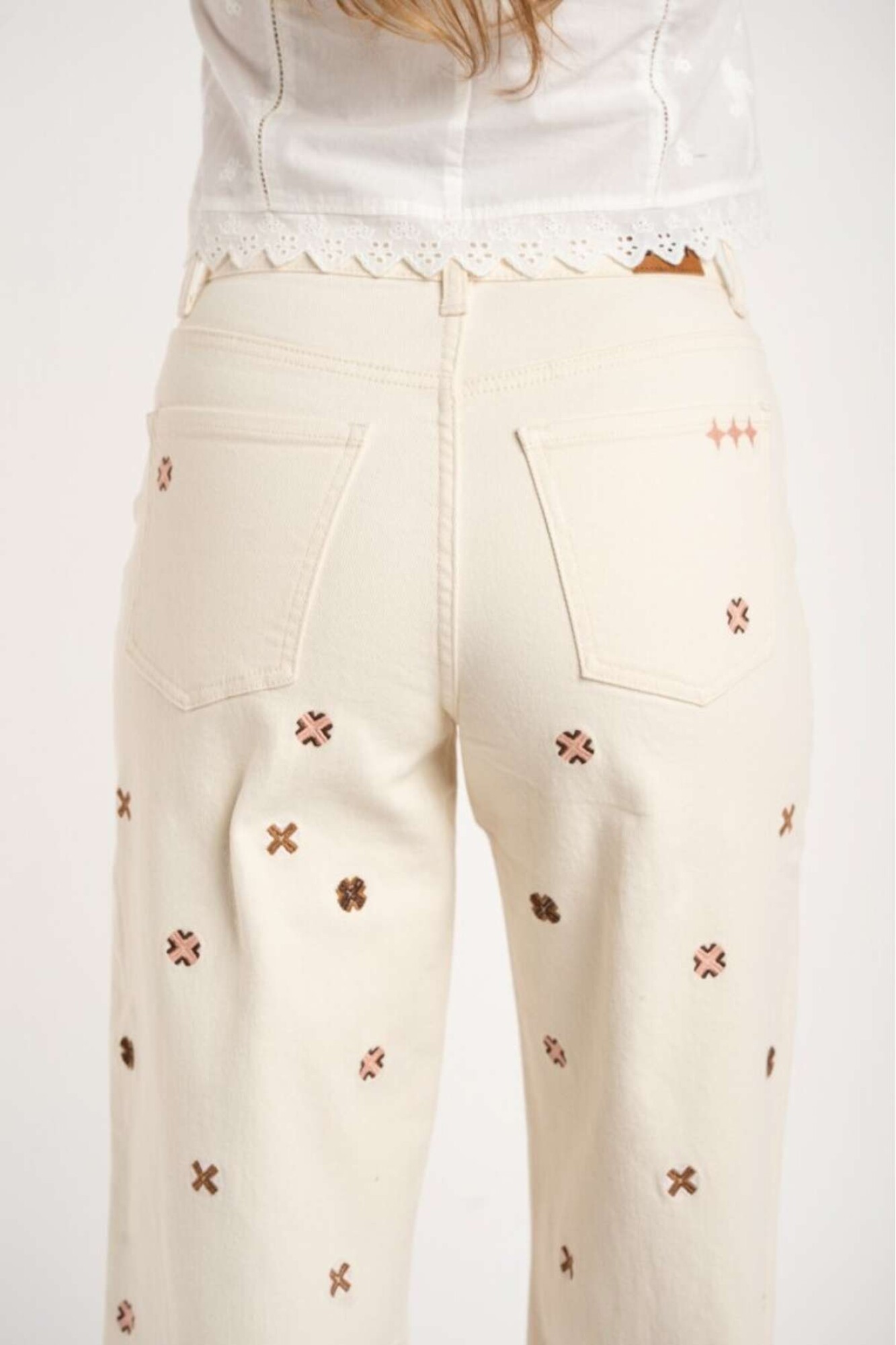 Jean Recto Bordado - Off White — Tienda Soy Santander