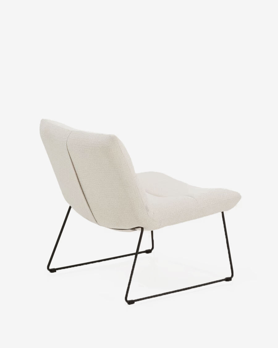 Butaca Asen - de chenilla beige y patas de acero negro FSC 100% — Kave Home