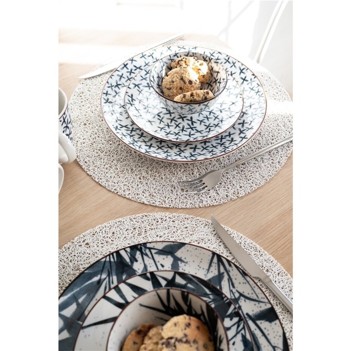 PLATO DE MESA 27x3CM CRUCES AZUL — Deco Hogar