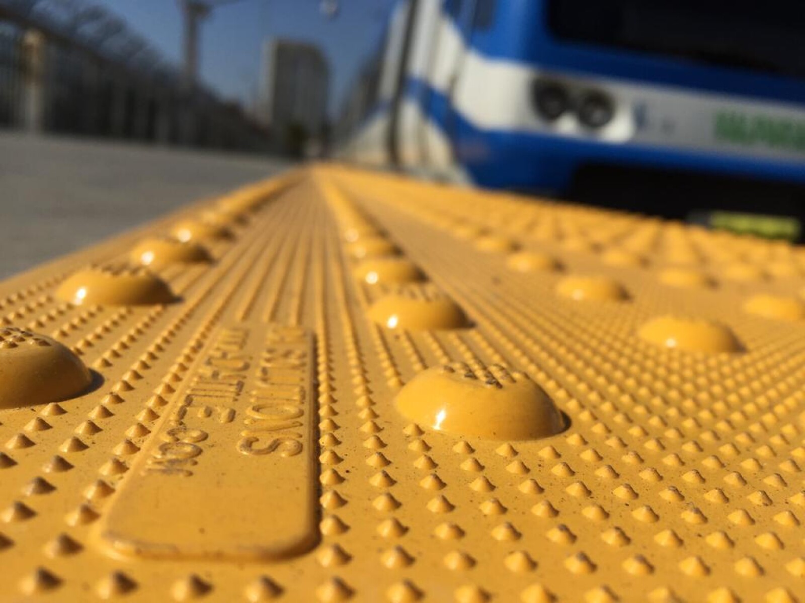 Pavimento Podotáctil Alerta 120 - AMARILLO — Grupo Licasa