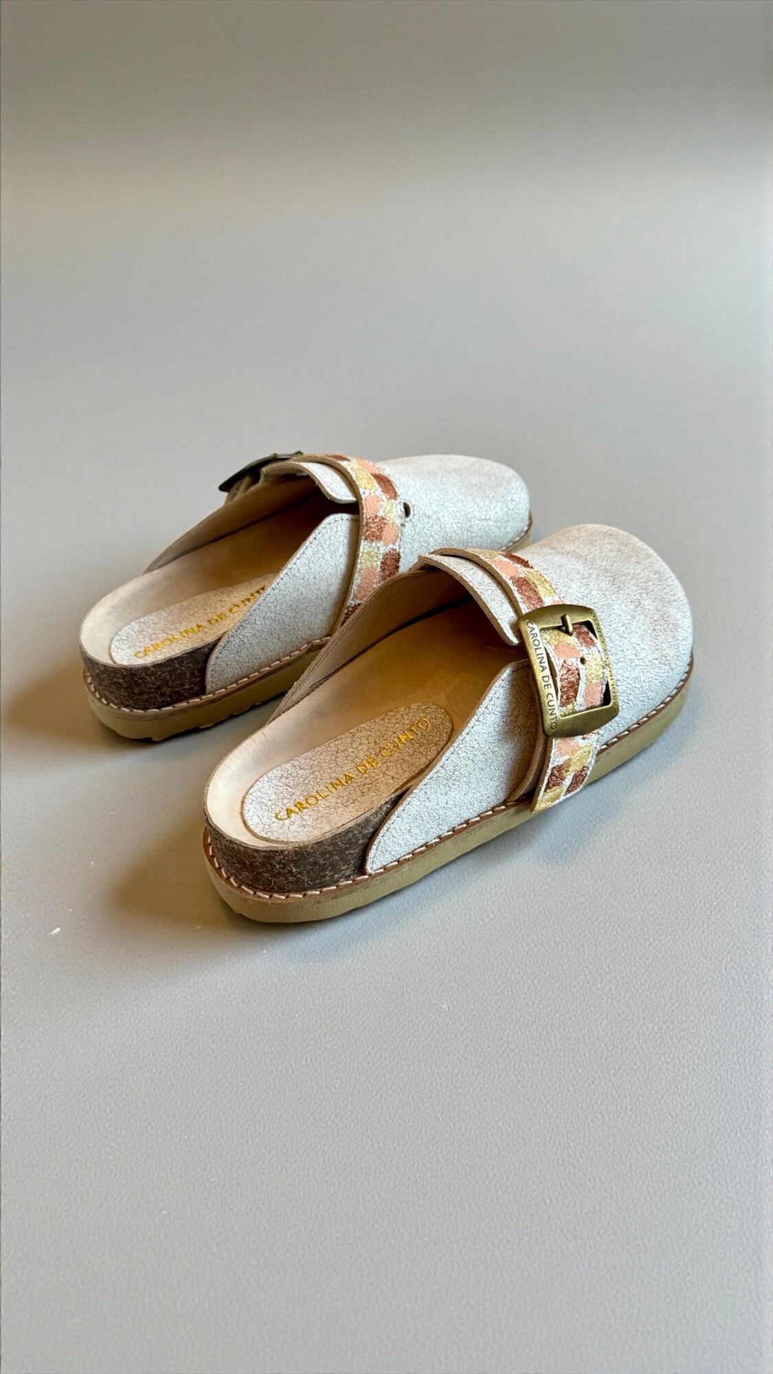 Sandalias SAKI Blancas Línea Ottenta Con Hebilla Y Arte Carolina De Cunto Pintado A Mano ...