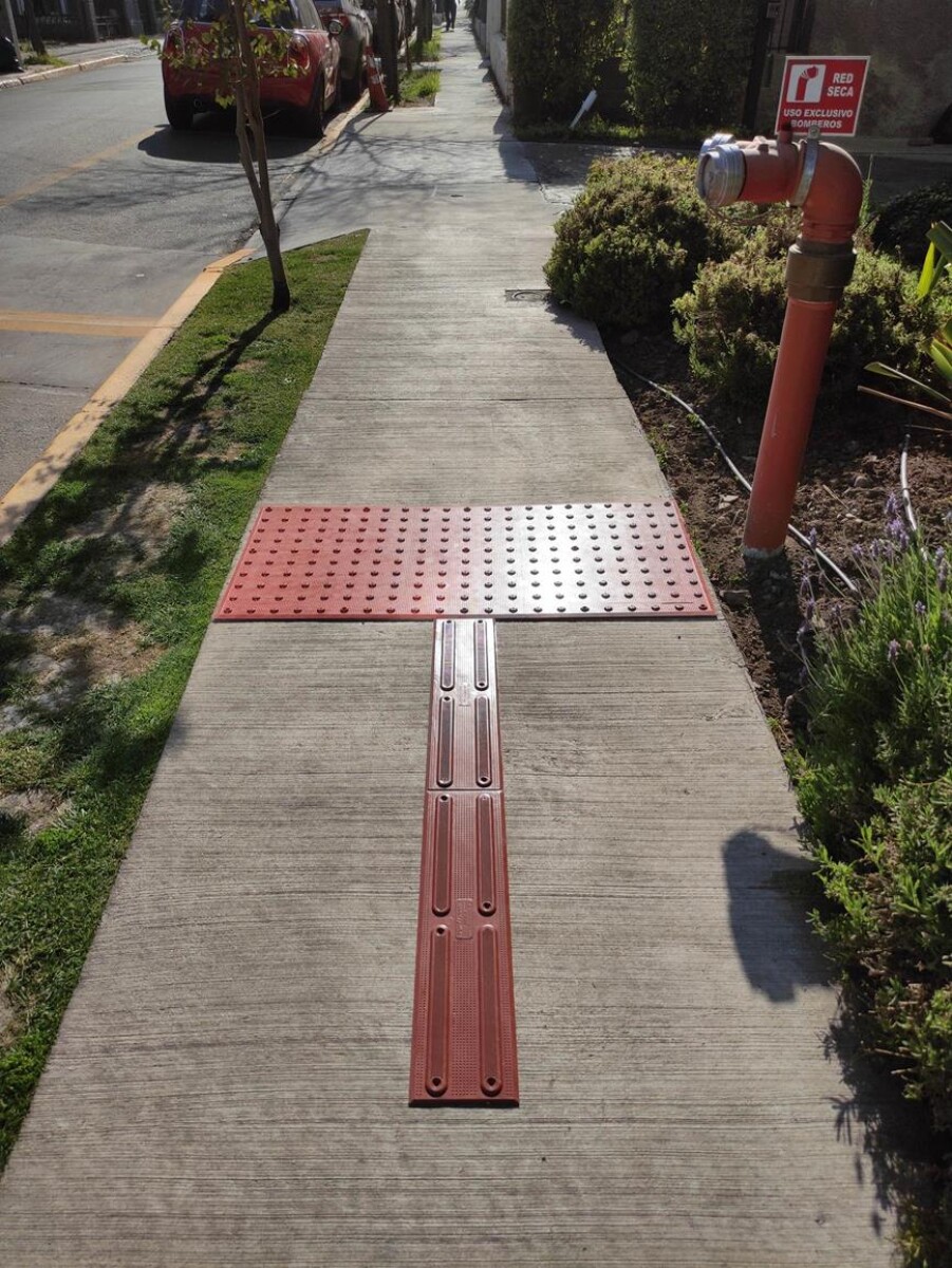 Pavimento Podotáctil Alerta 60 - ROJO — Grupo Licasa