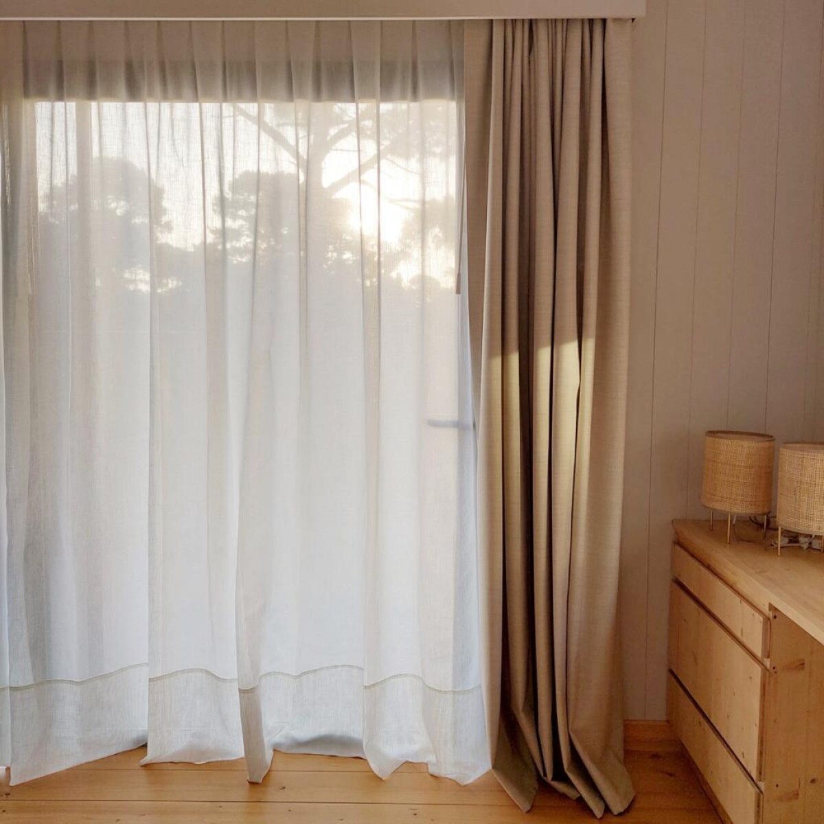 Cortina Convencional en Guils Beige Oscuro — Anne Decor