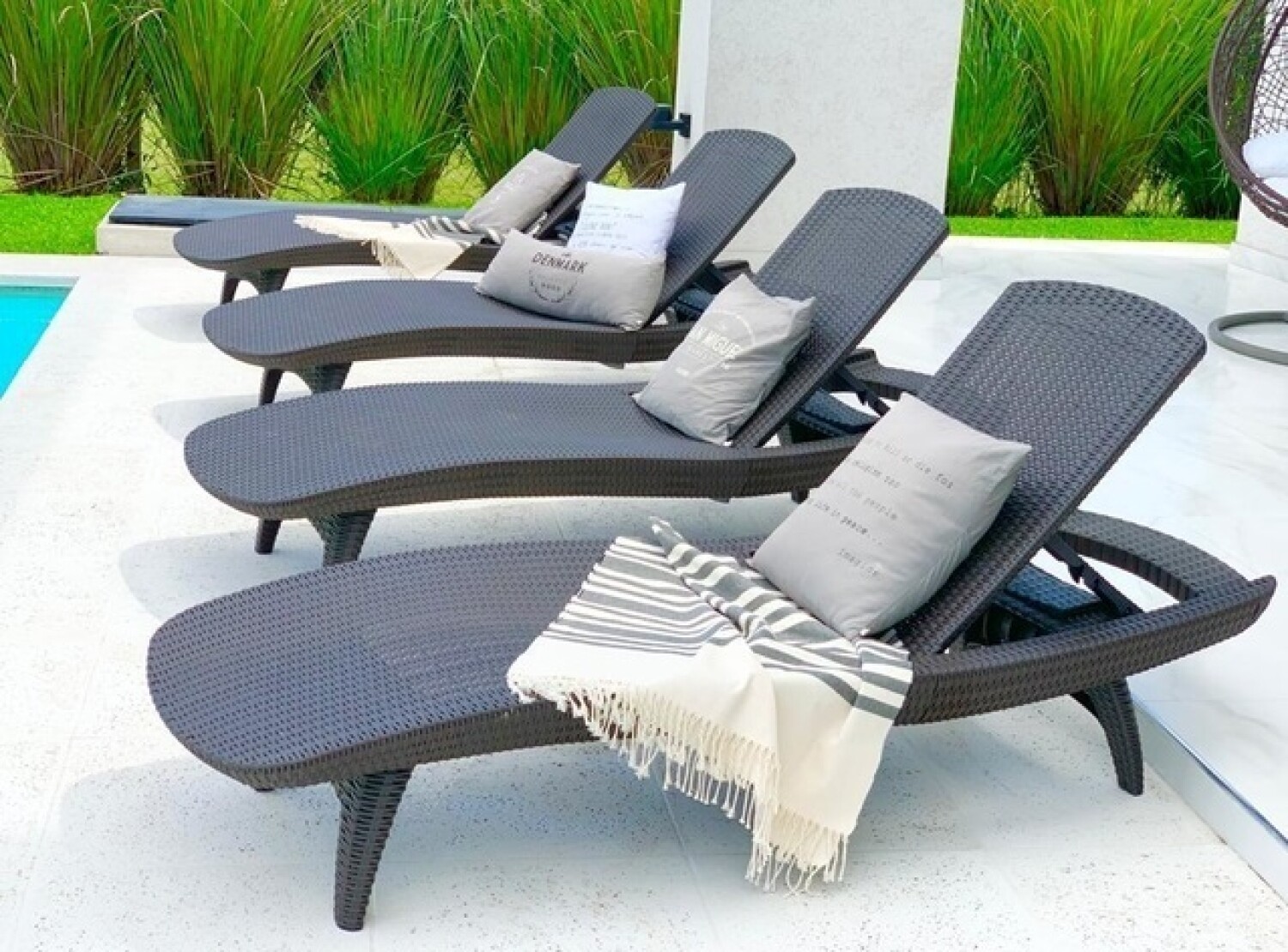 Juego De Reposeras Para Piscina + Mesa Simil Rattan Grafito!!! — My Shop