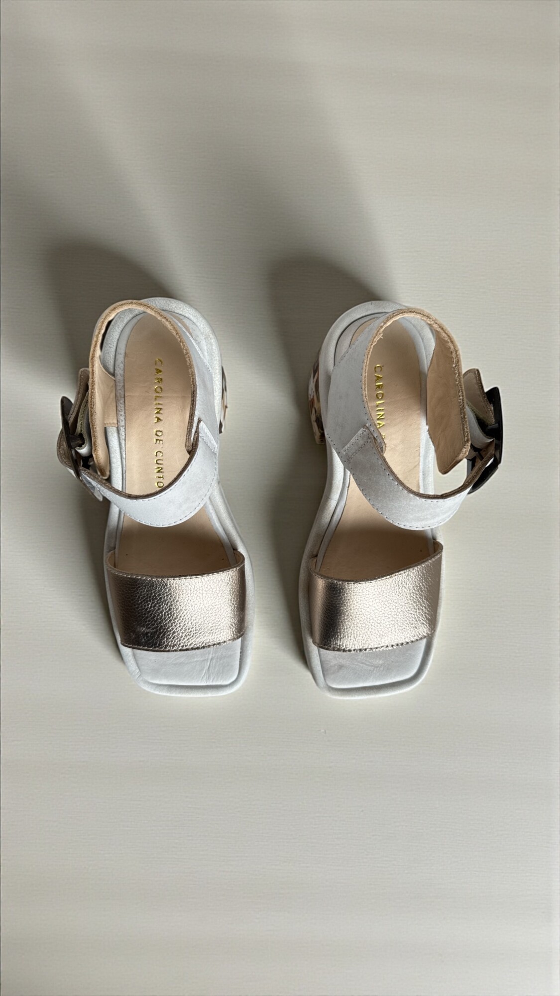 Sandalias NIRI Blanco Y Dorado Con Arte Pintado A Mano En Taco ...