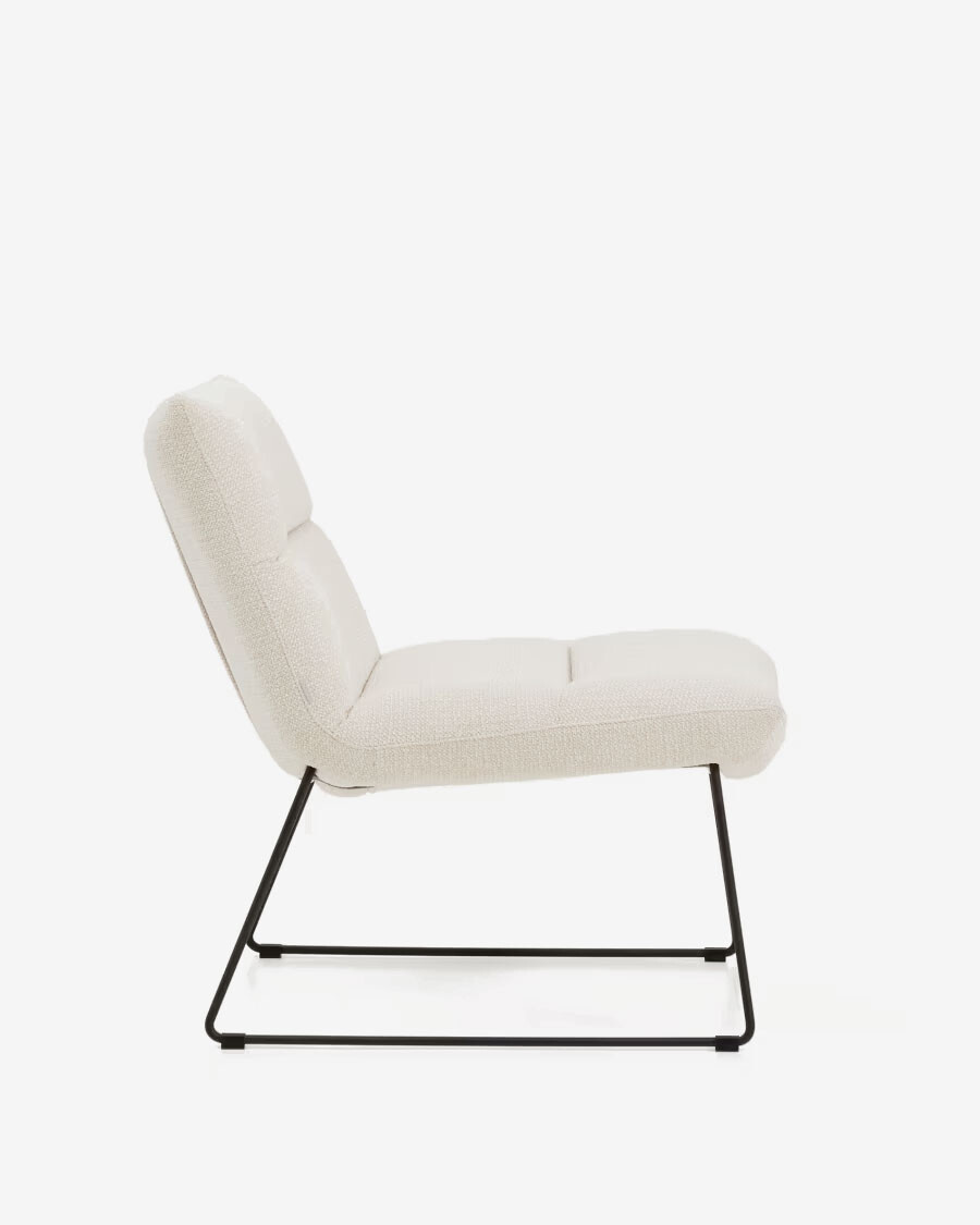 Butaca Asen - de chenilla beige y patas de acero negro FSC 100% — Kave Home