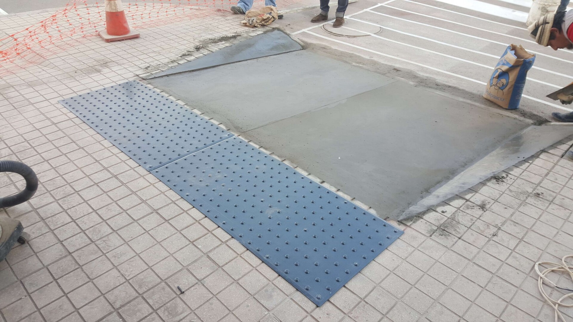 Pavimento Podotáctil Alerta 90 - GRIS — Grupo Licasa