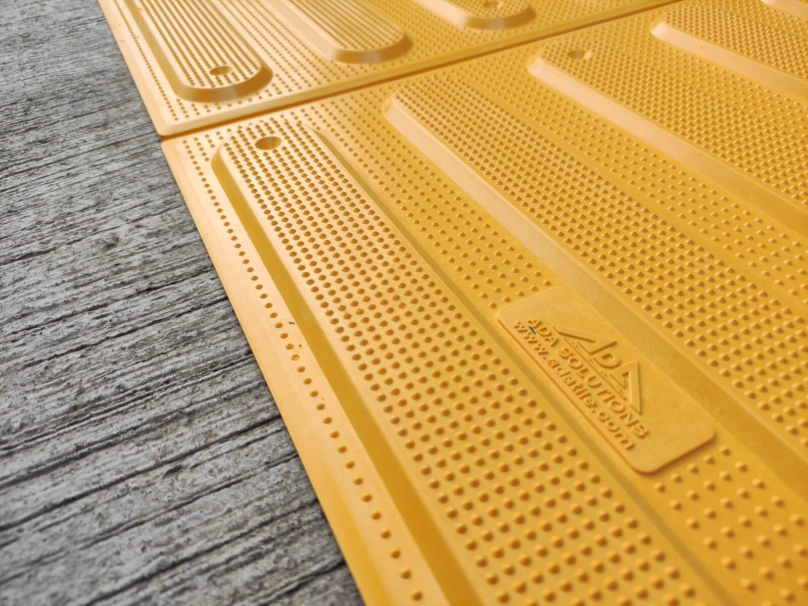 Pavimentos Podotactiles - DIRECCIONAL-40 — Grupo Licasa