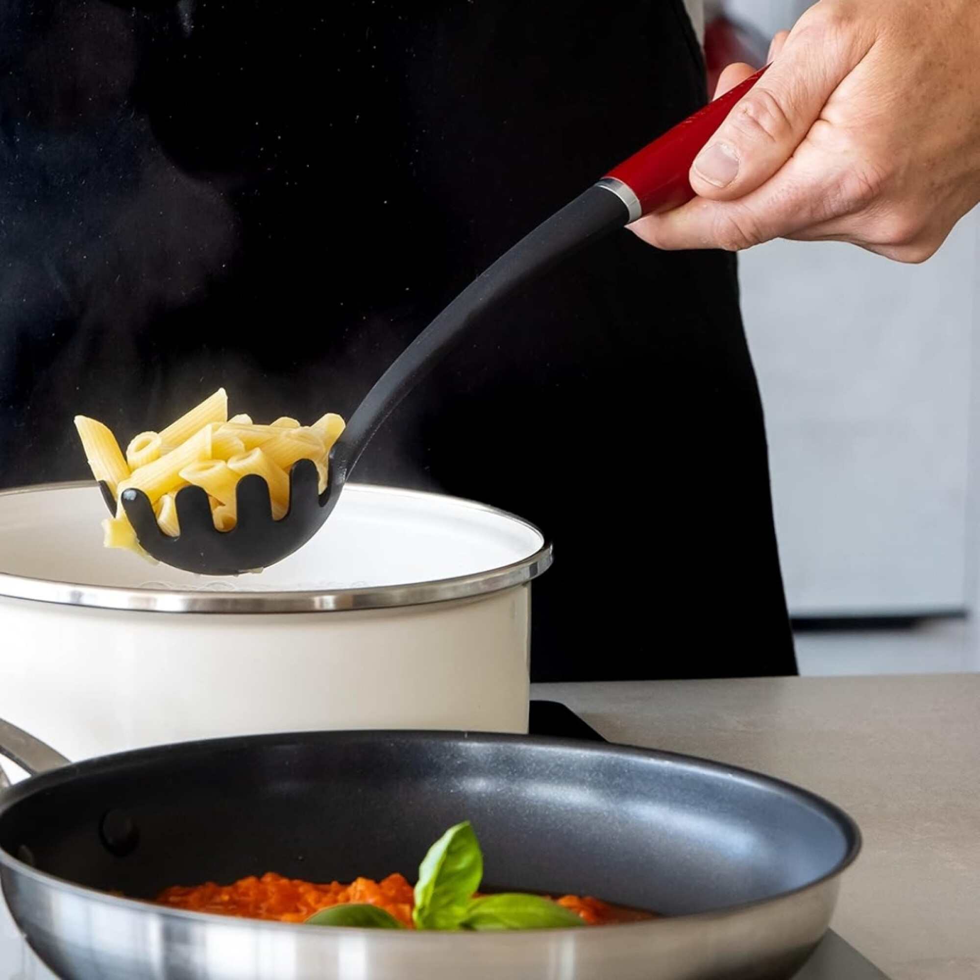 Cuchara de Servir Pasta 35 cm Roja — Santucci