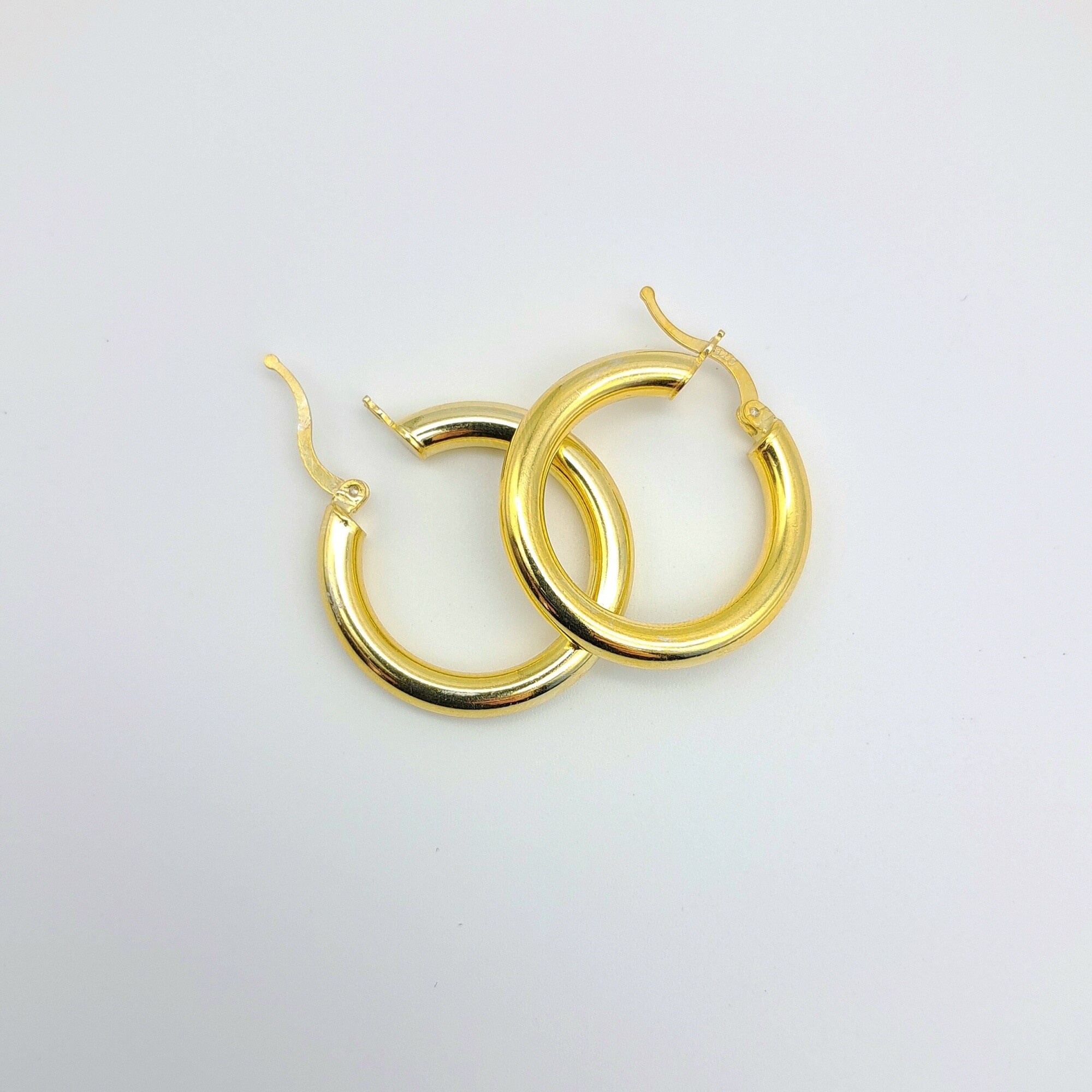 Par de aros de plata 925 con baño de oro amarillo. — Veroca Joyas
