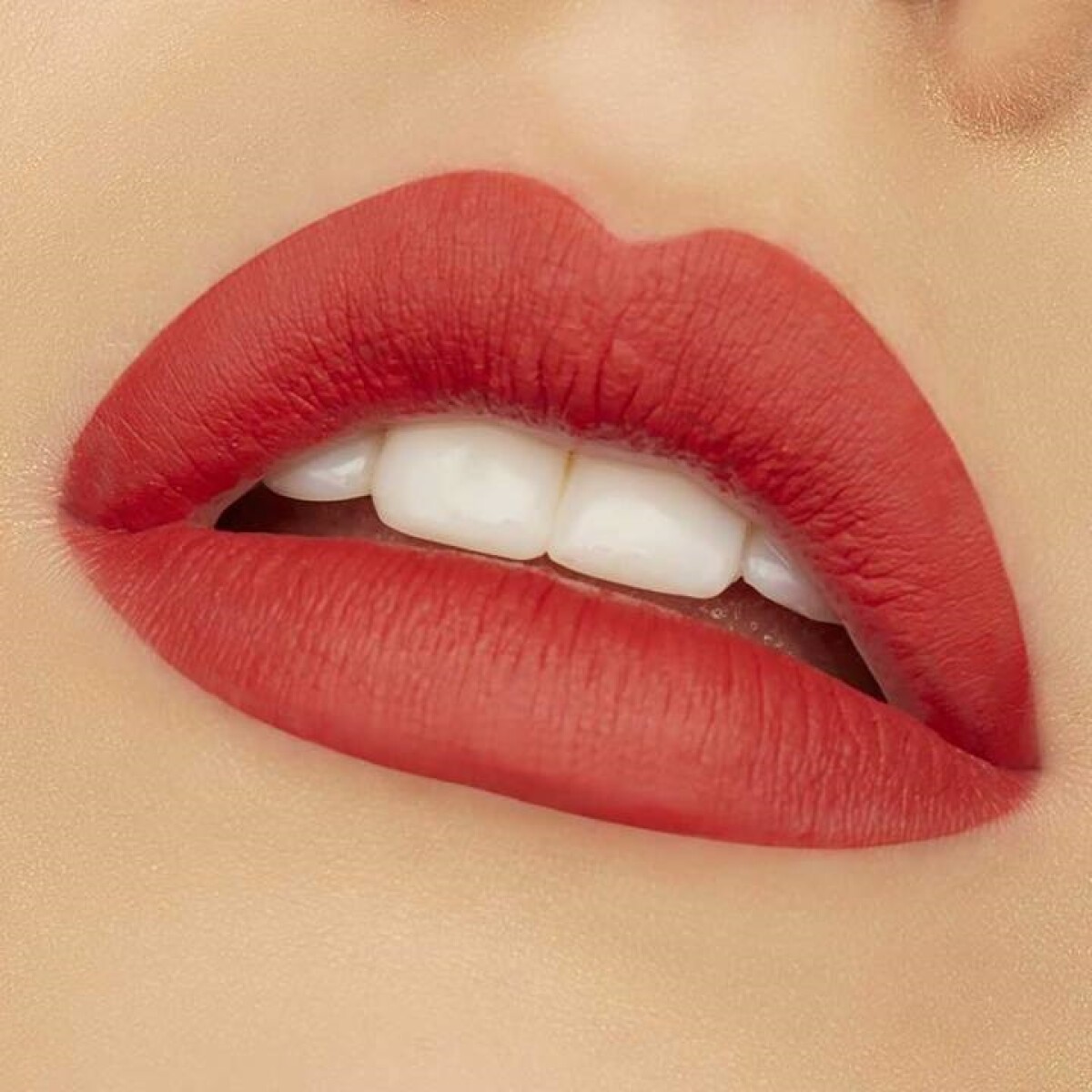 Labial Líquido Resist Vogue Disfruta 3 Ml. — Farmacia El túnel