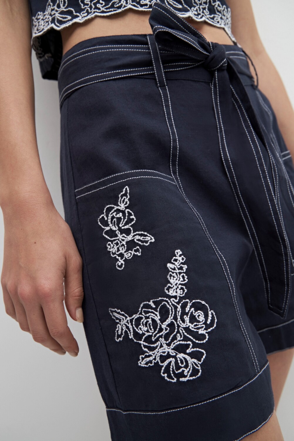 Short con cinto y bordado floral - azul marino — Lolita