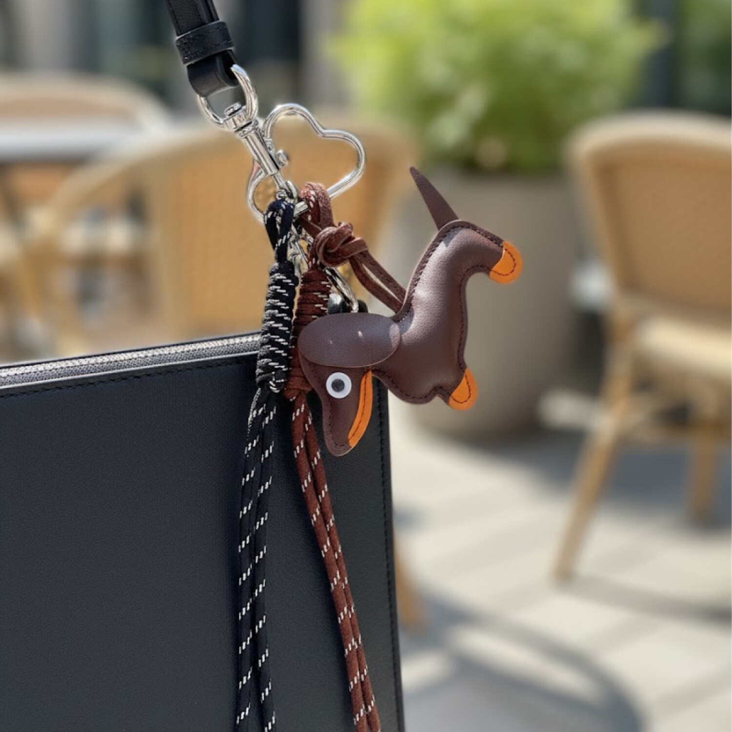 Llavero con accesorios Perrito Salchicha - Marron — Mis Petates