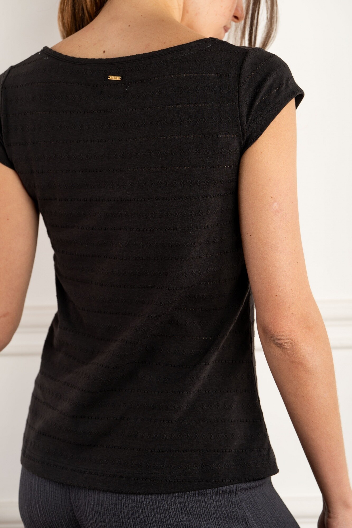 Remera Texturada Escote V - Negro — Lemon