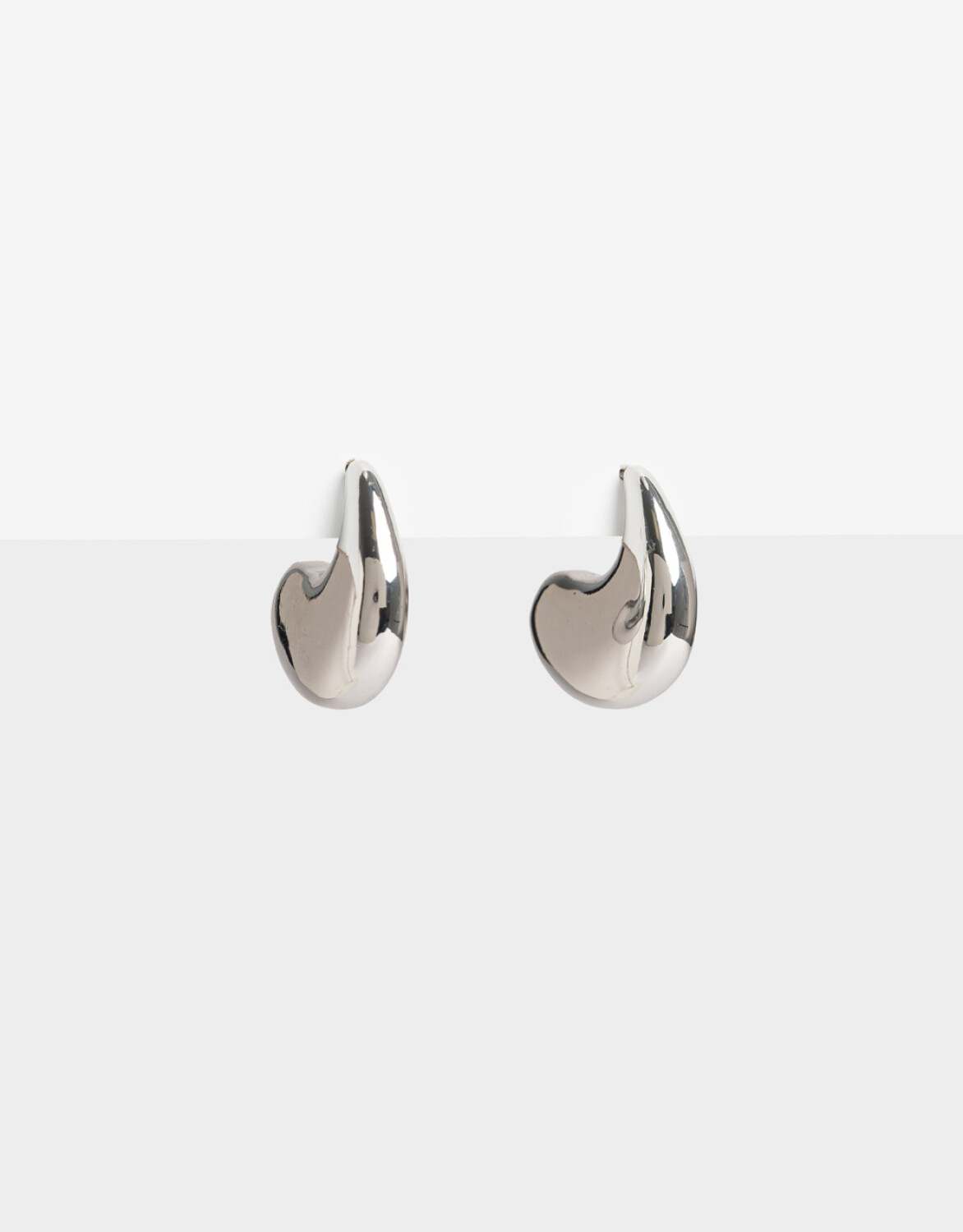 Aros Cortos Metal Gota Plateado — Isadora