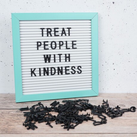 Cartel con letras intercambiables — El Clon