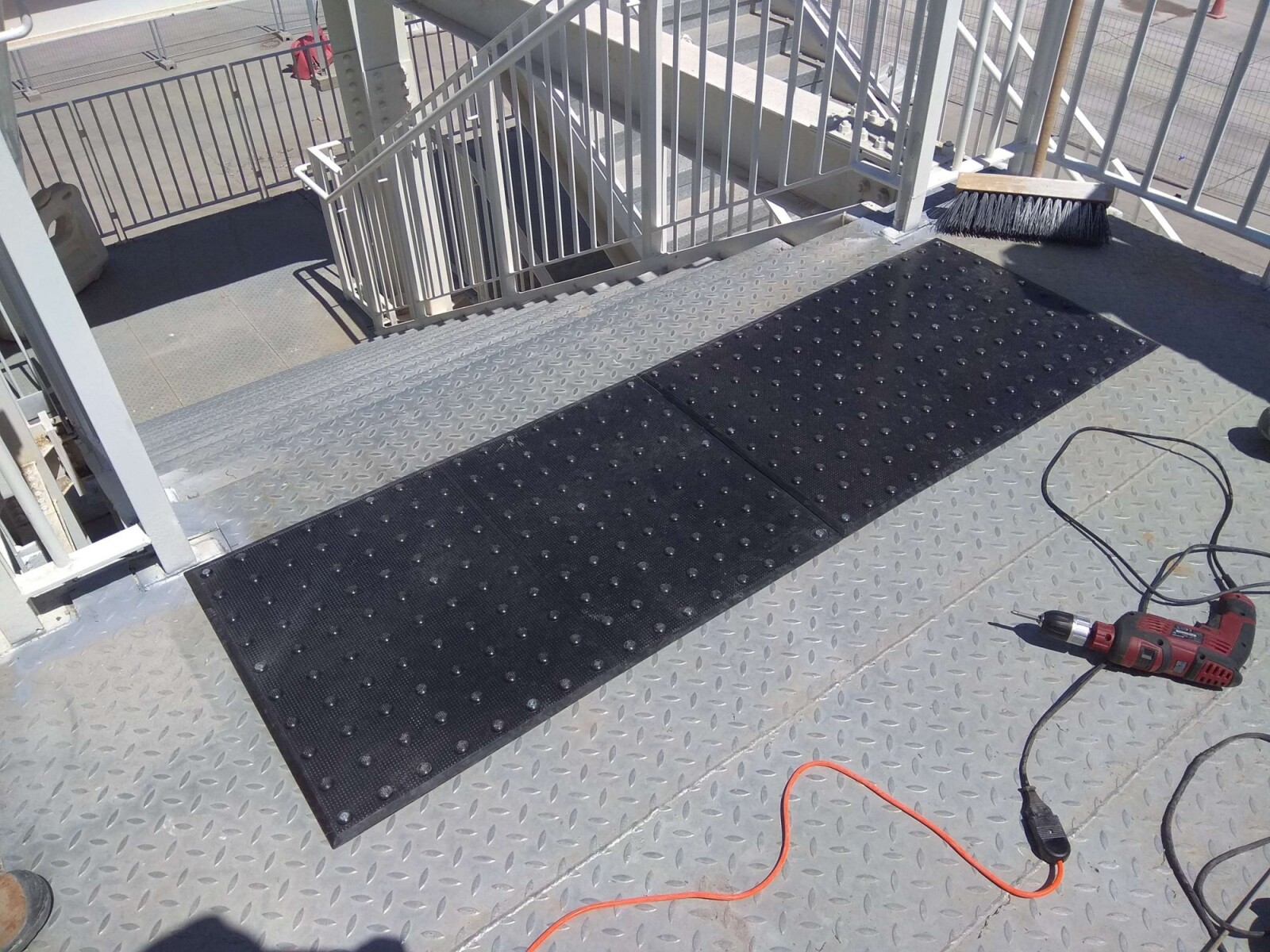 Pavimento Podotáctil Alerta 90 - NEGRO — Grupo Licasa