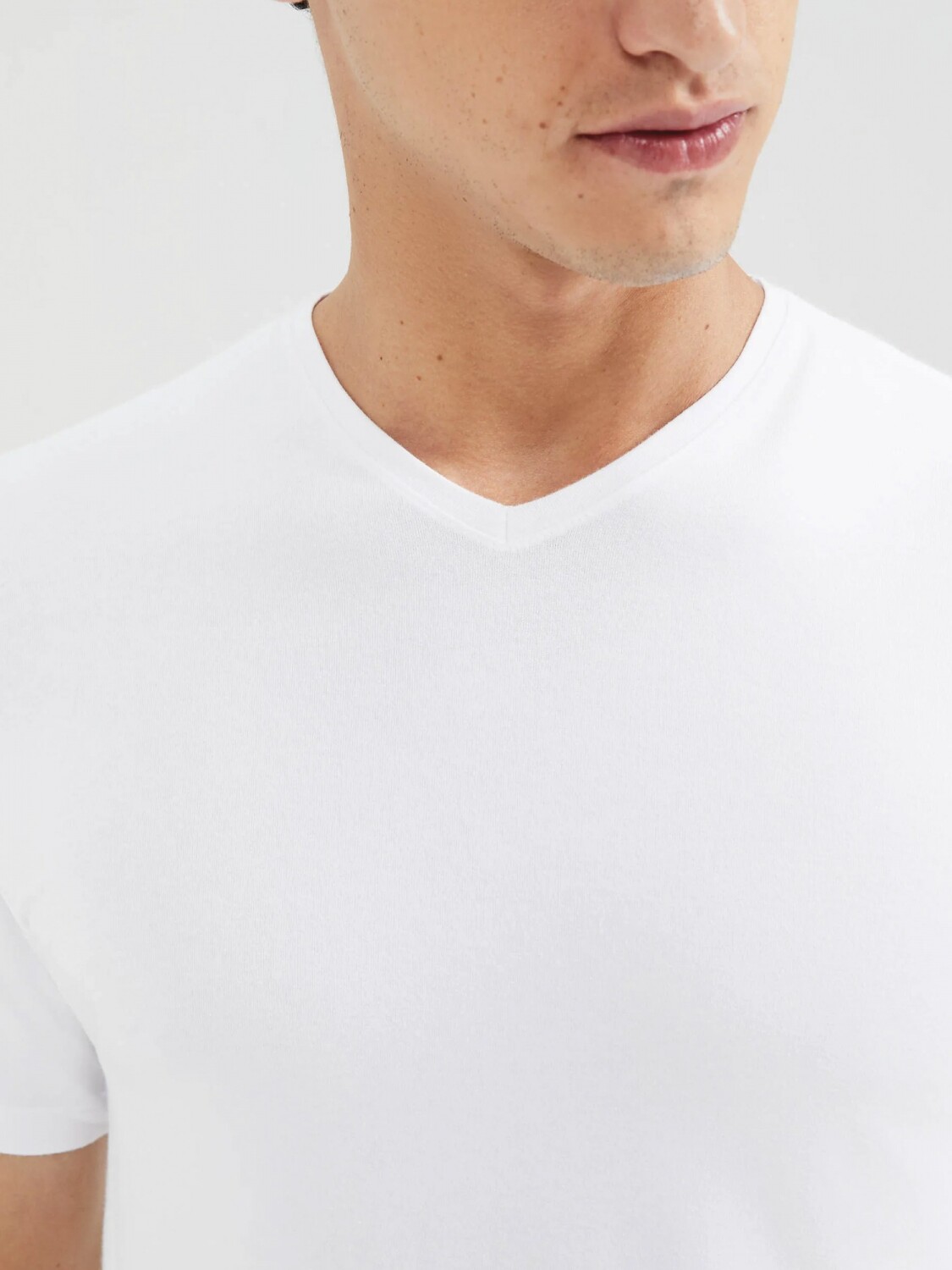 CAMISETA BÁSICA MANGA CORTA SLIM CUELLO EN V - BLANCO — Hering
