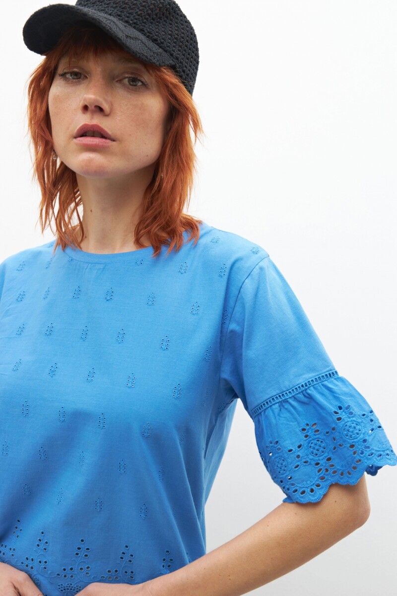 Remera con broderie - azul regata — Lolita