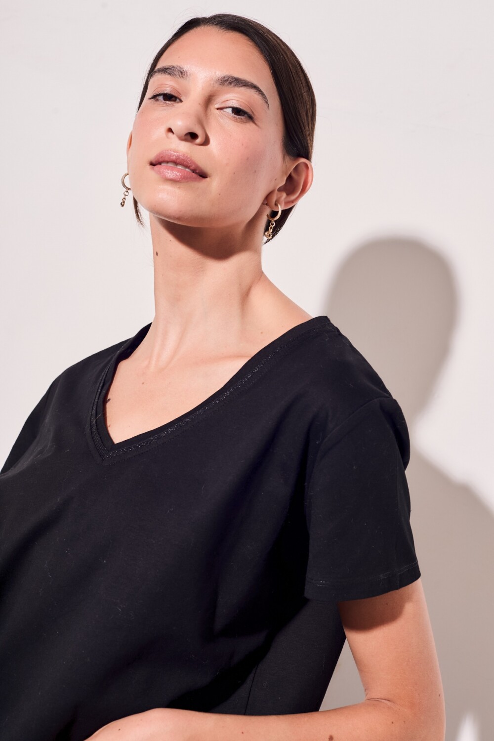 Remera Escote V Metalizado - Negro — Lemon