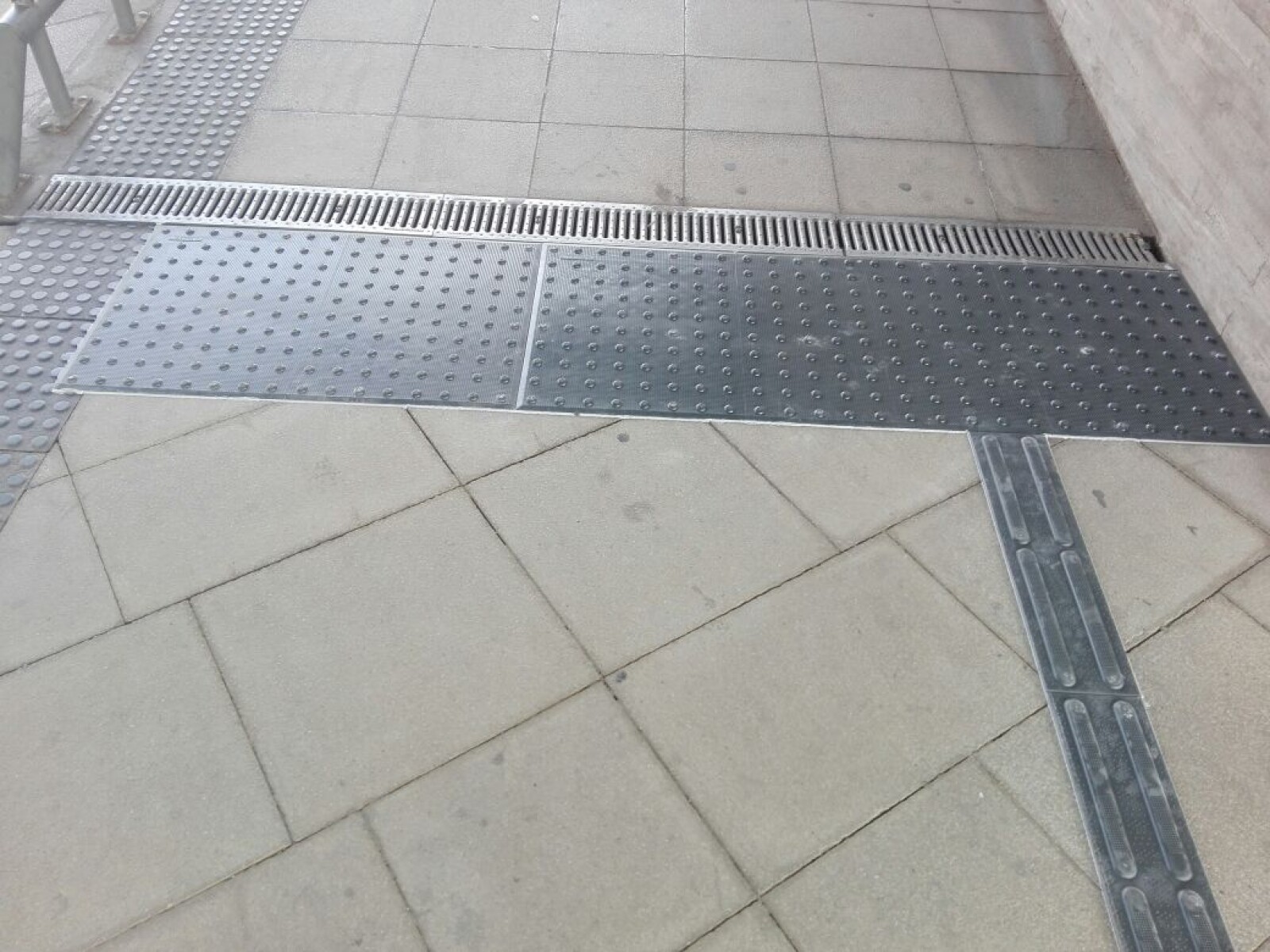 Pavimento Podotáctil Alerta 120 - GRIS — Grupo Licasa