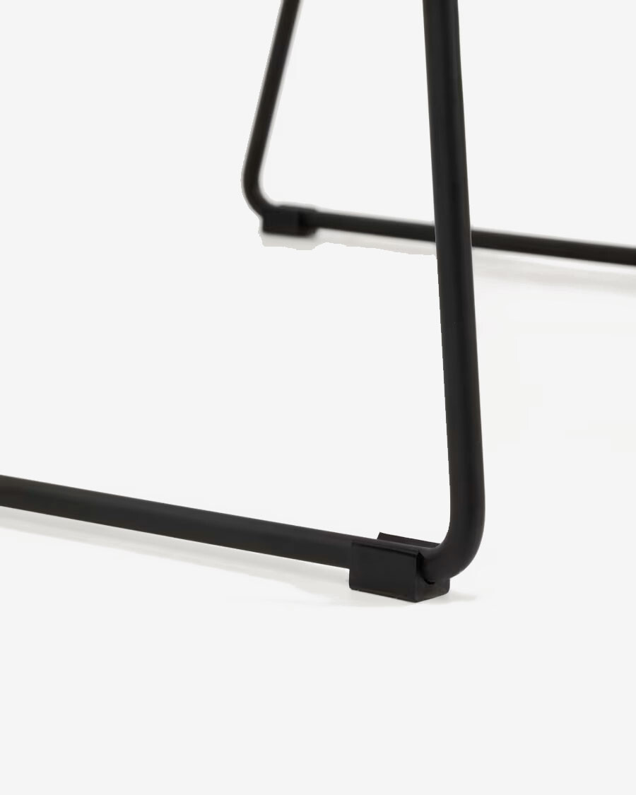 Butaca Asen - de chenilla beige y patas de acero negro FSC 100% — Kave Home