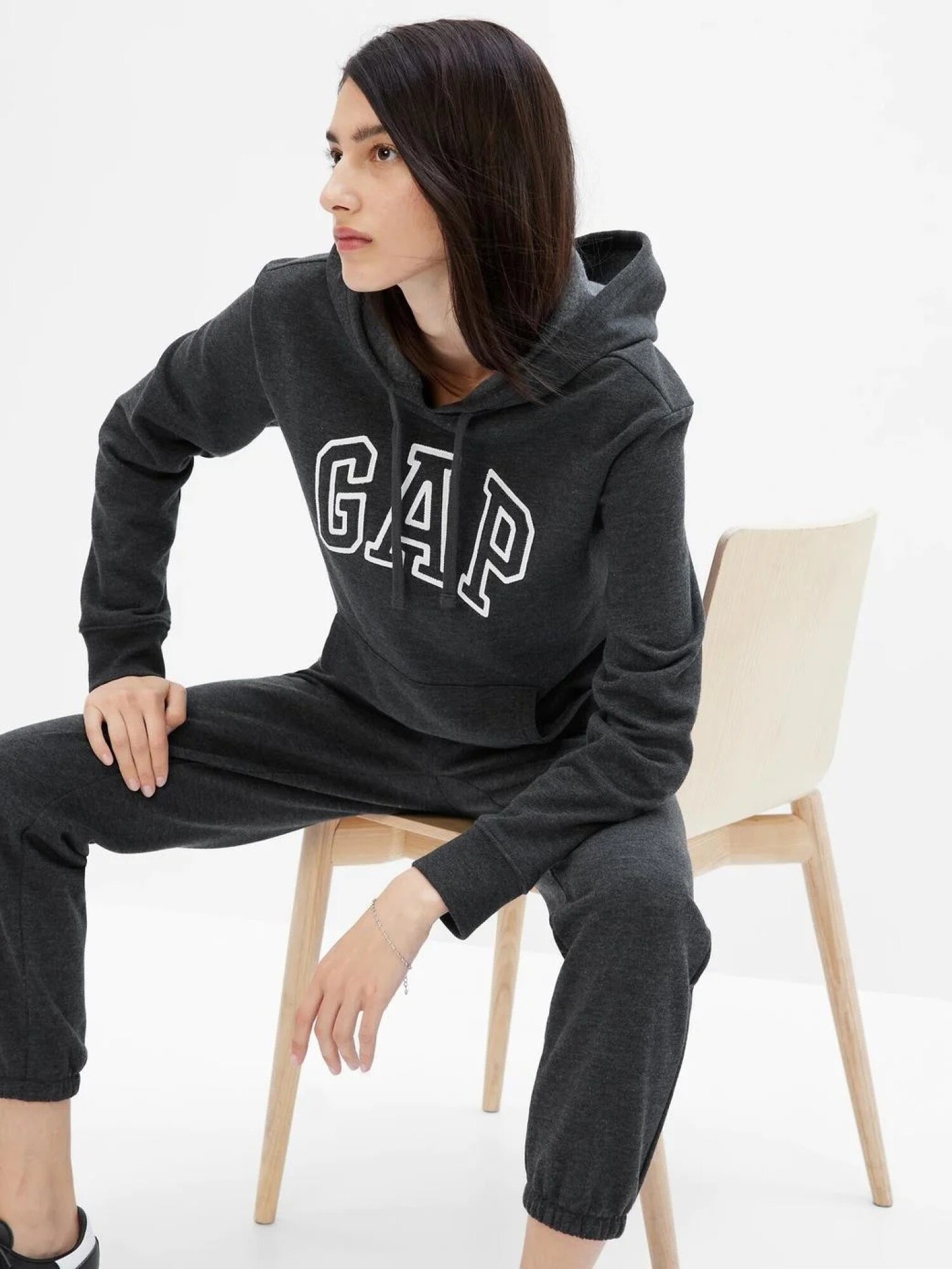 Buzo Canguro Logo Gap Mujer - Charcoal Heather — GAP Uruguay
