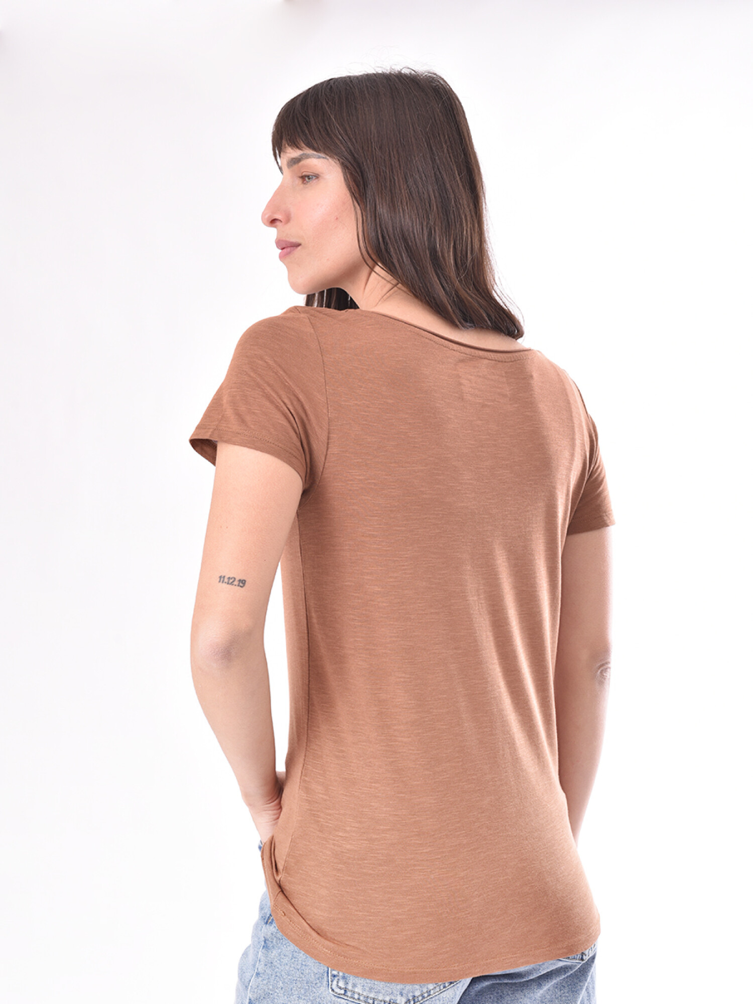 REMERA BASICA VALEN - MARRON — Guapa