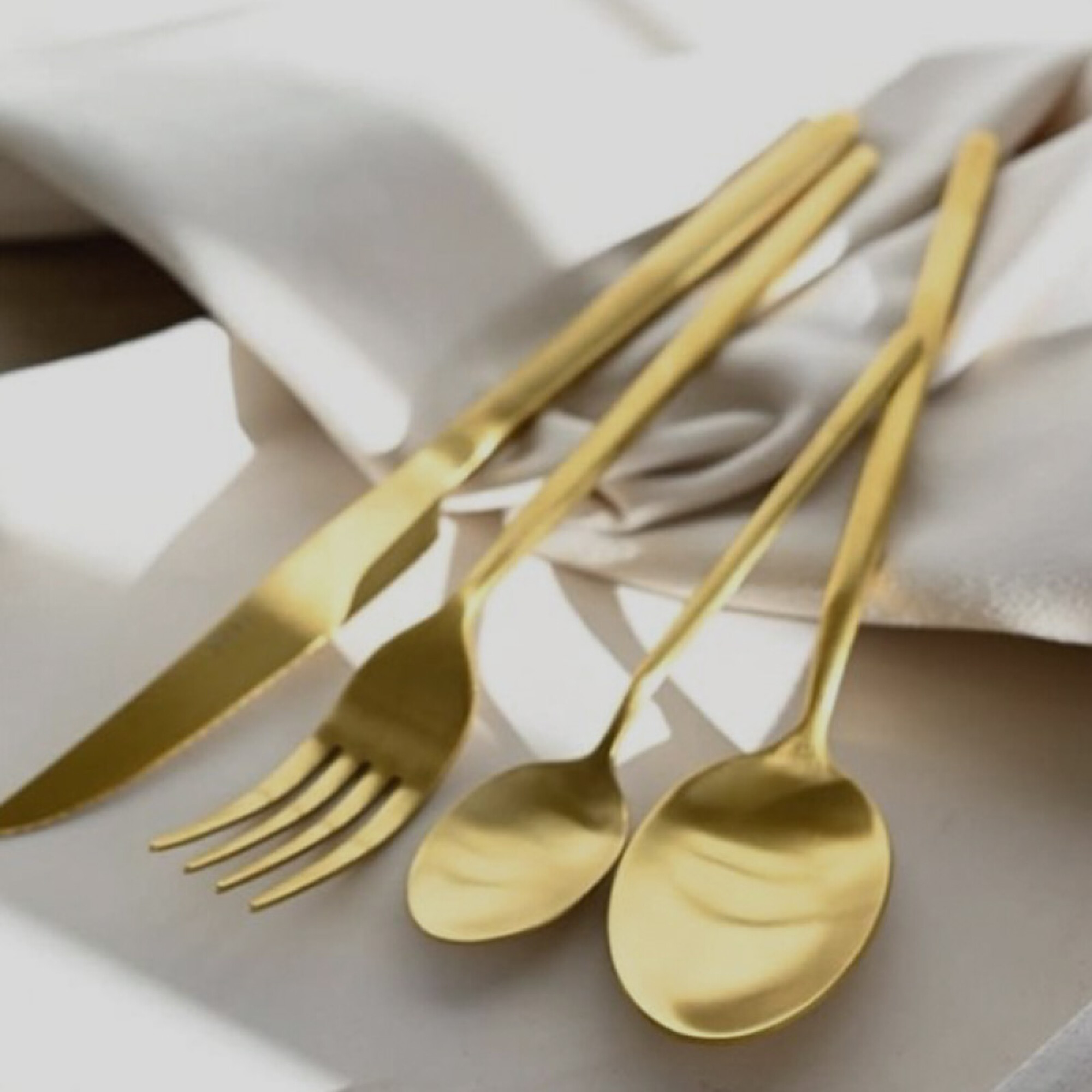 Set Tokio dorado 24 piezas_ 6 personas — Organiza Simple