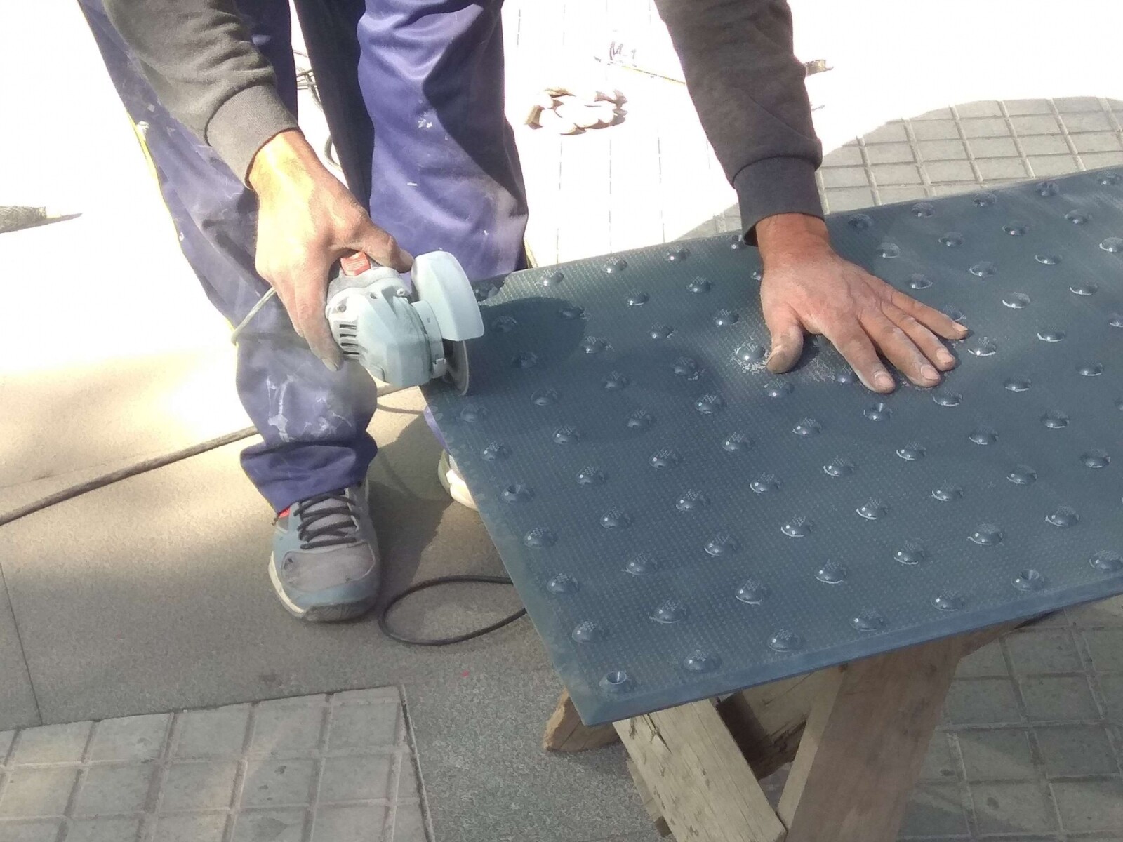 INSTALACION de PANELES PODOTACTILES — Grupo Licasa