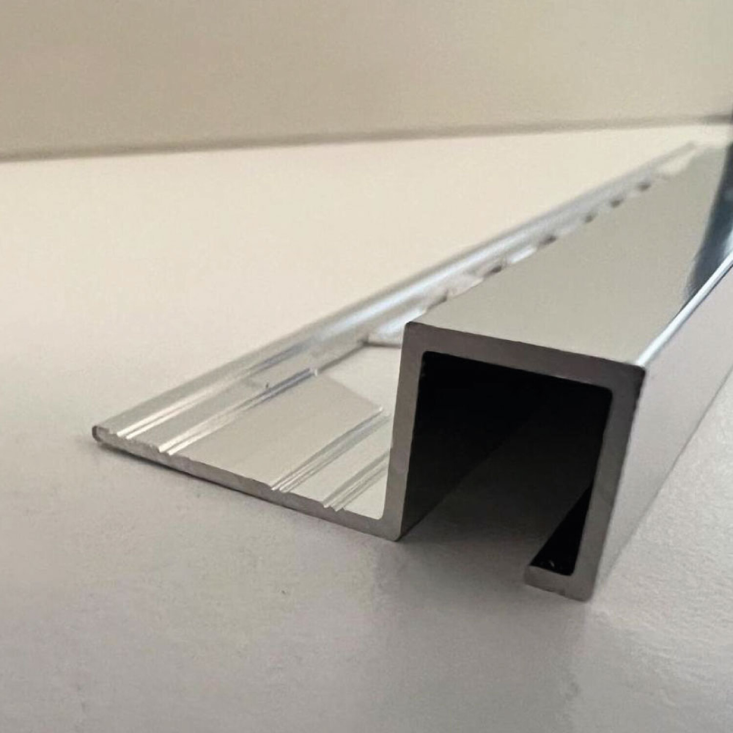 Guardacanto Quadra de Aluminio Cromado Brillante 10 mm — Bagno & Company