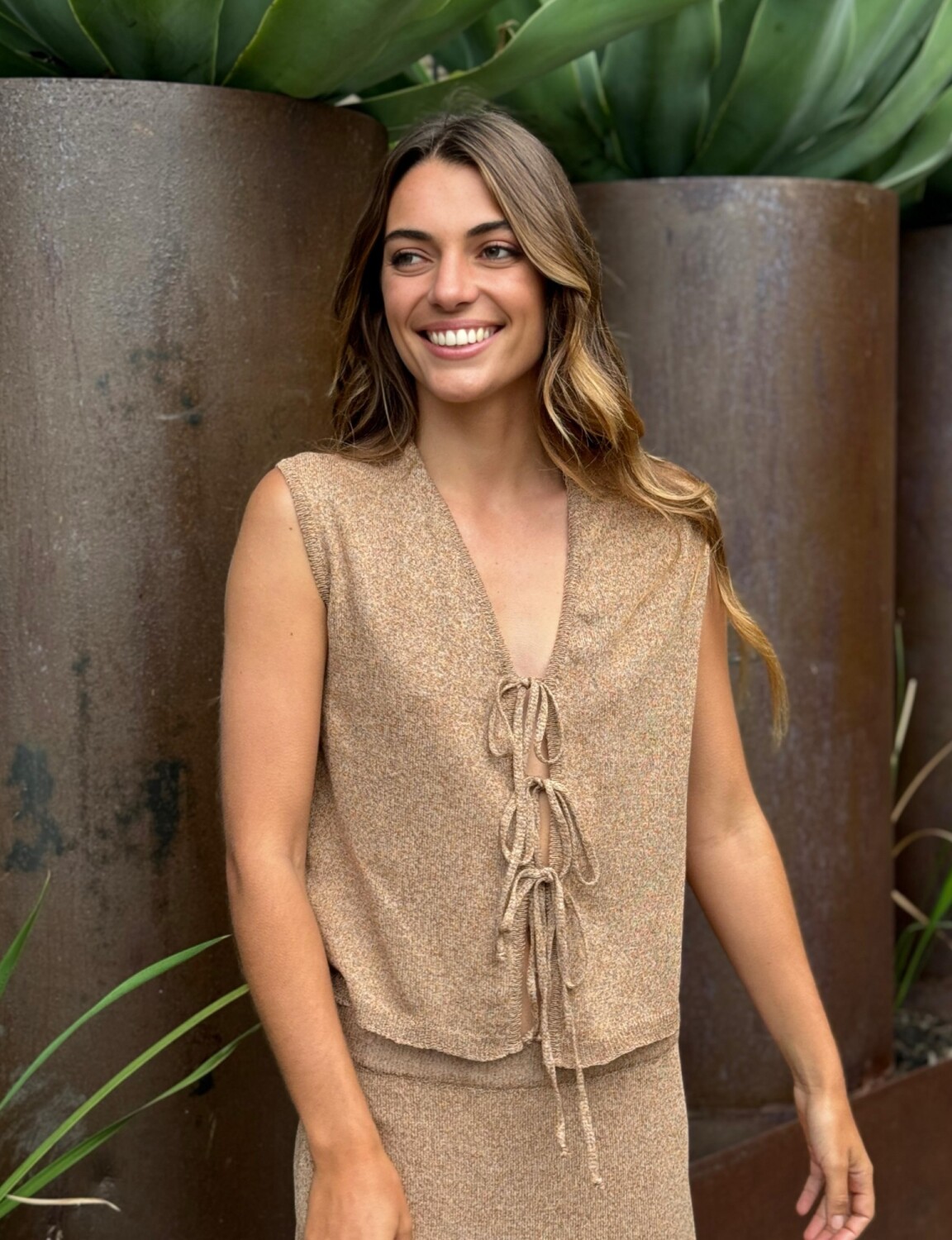 CHALECO TEJIDO EN LINO FILIPA - CAMEL — Panthai