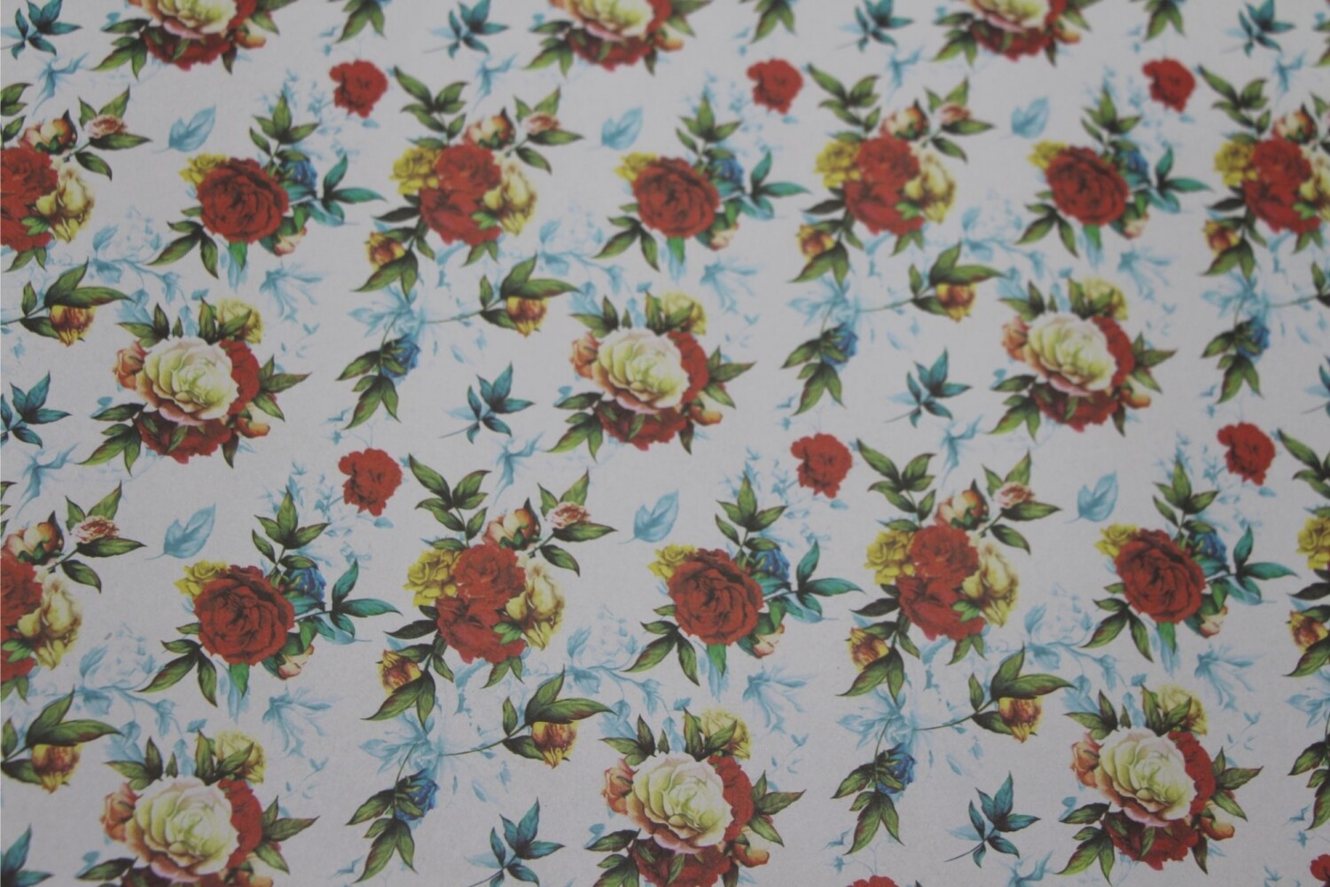 PAPEL DE REGALO 75 X 50 - ROSAS — Alberto Gandulia