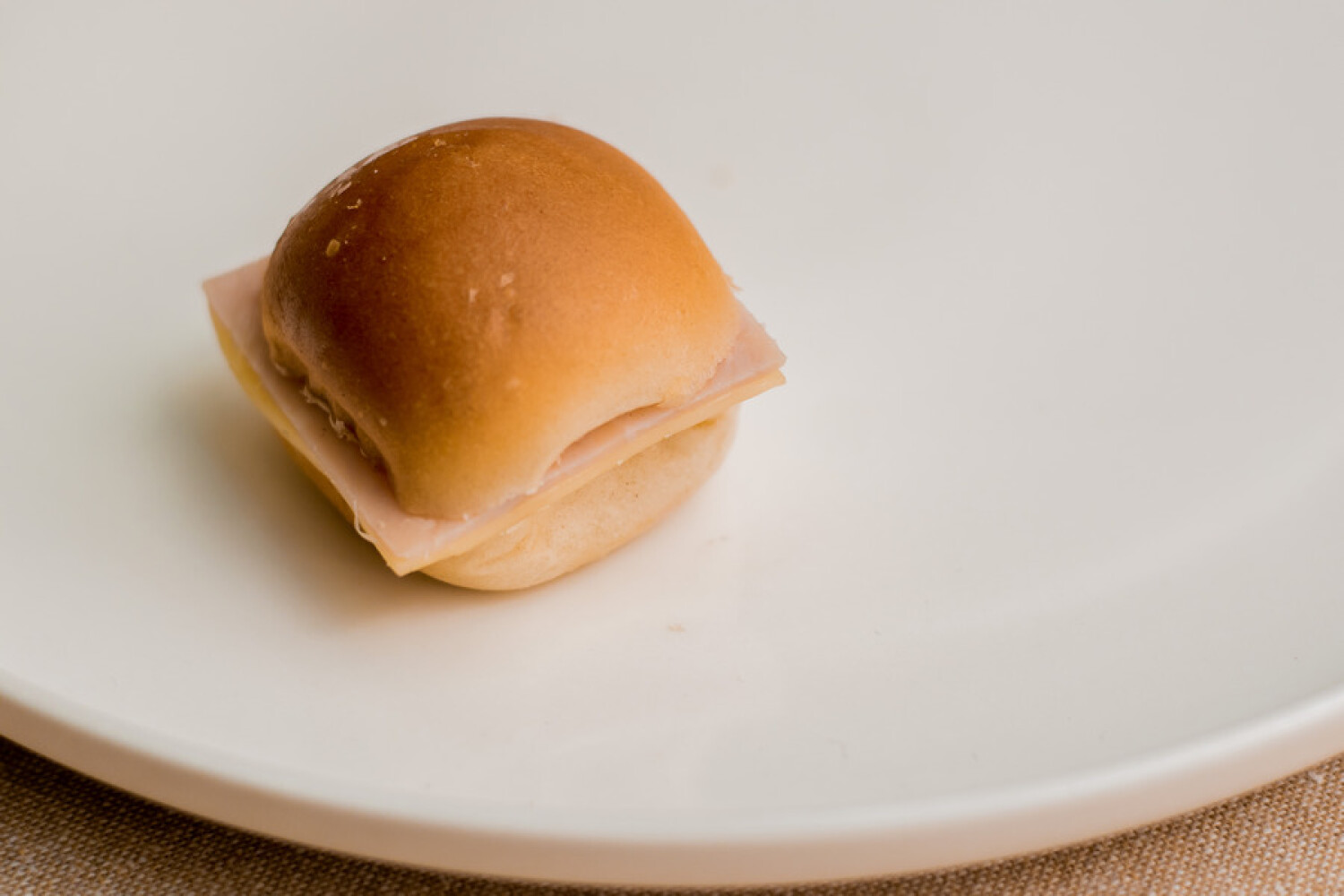 Pebete de jamón y queso — Valentino