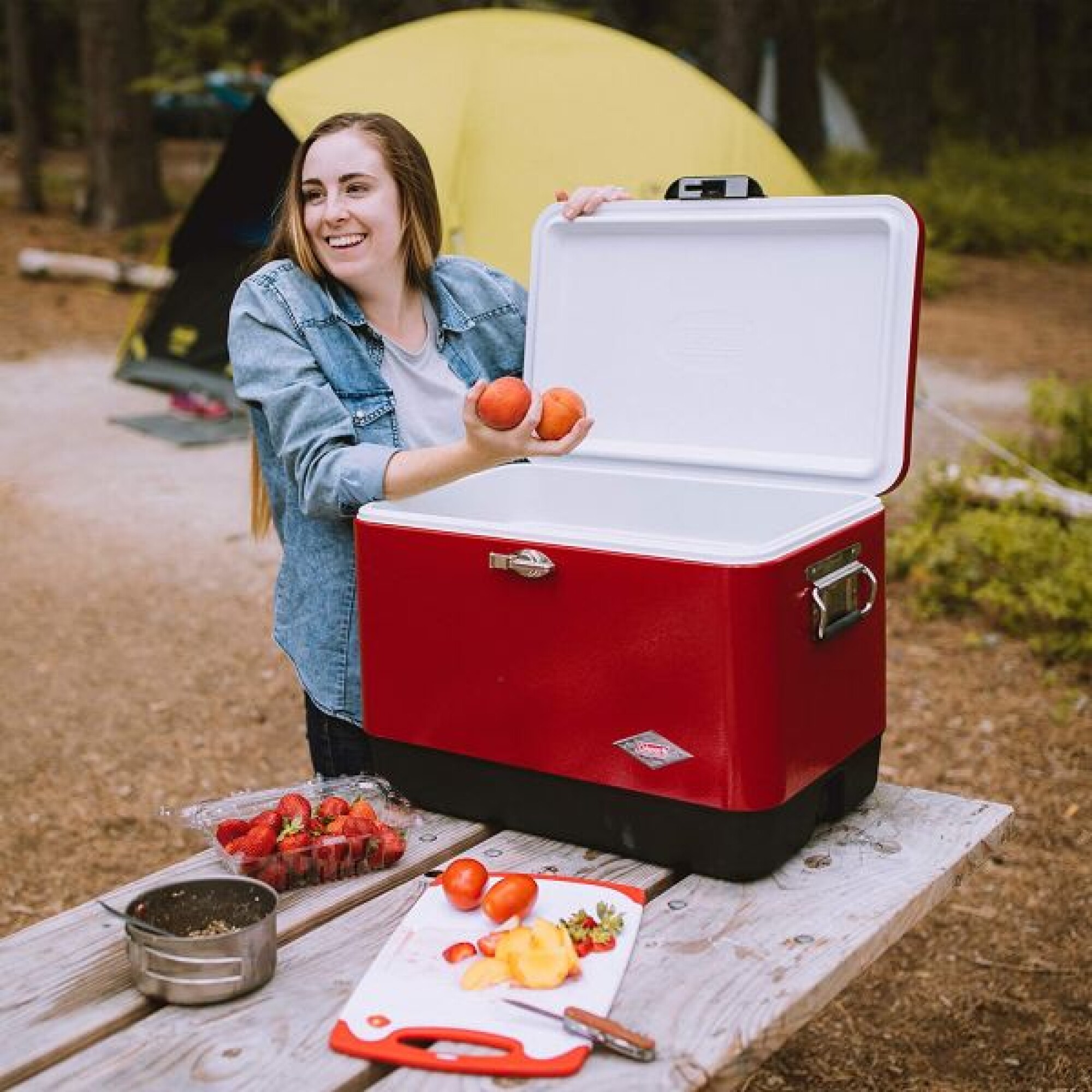 Conservadora Coleman Deluxe Acero Inox 51 L - Rojo — Bentancor Outdoor