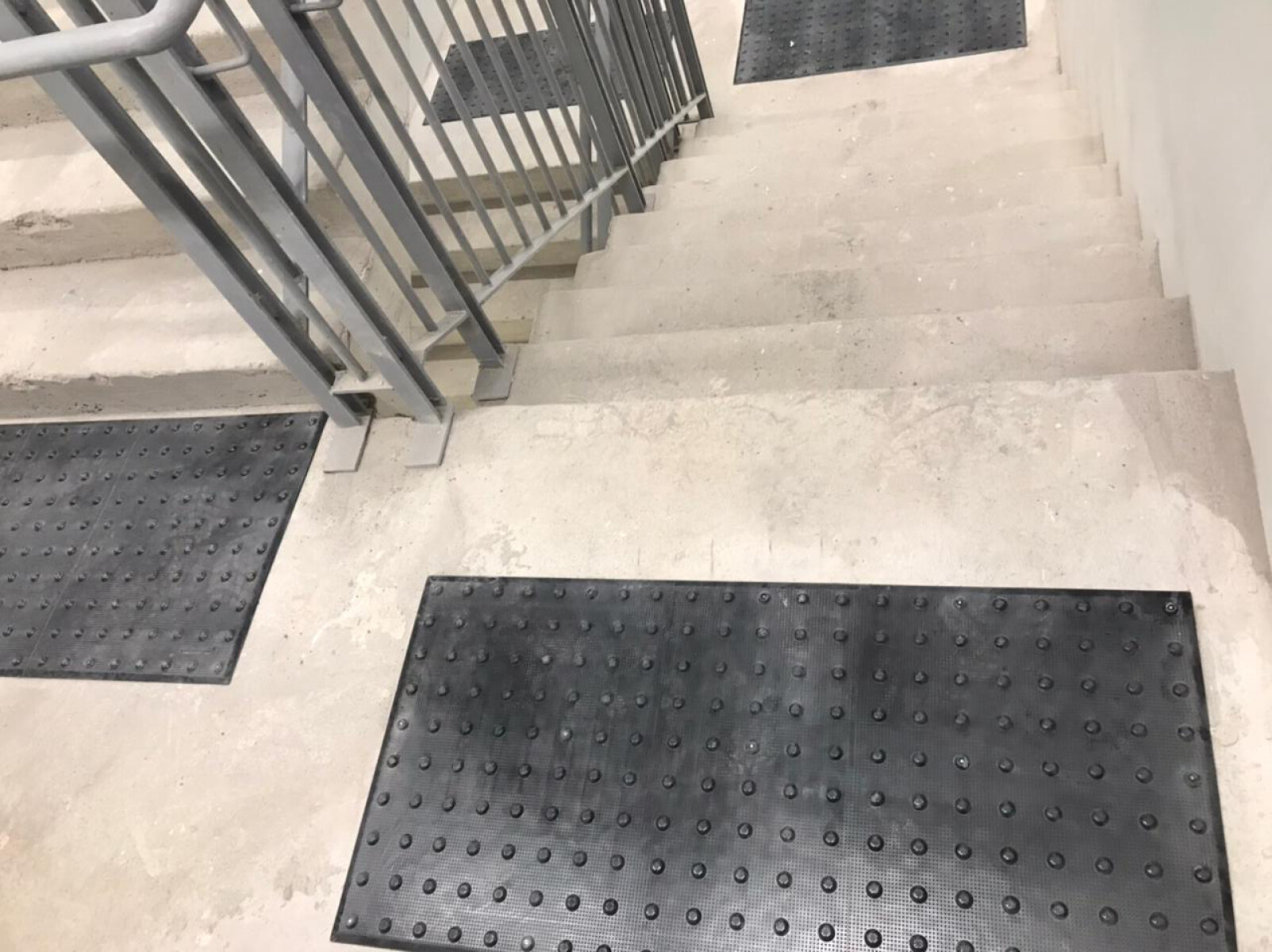 Pavimento Podotáctil Alerta 90 - NEGRO — Grupo Licasa