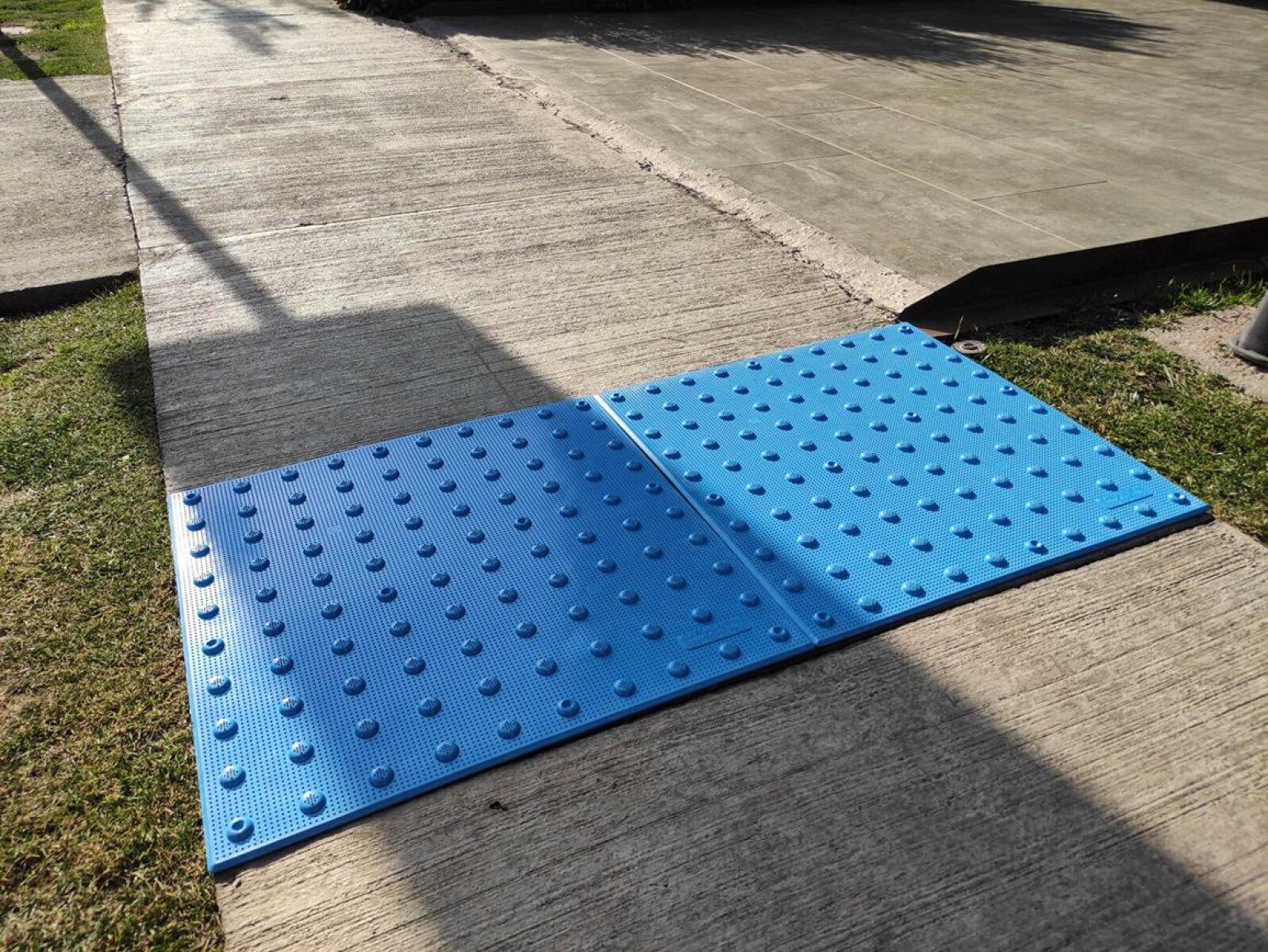 Pavimento Podotáctil Alerta 60 - AZUL — Grupo Licasa