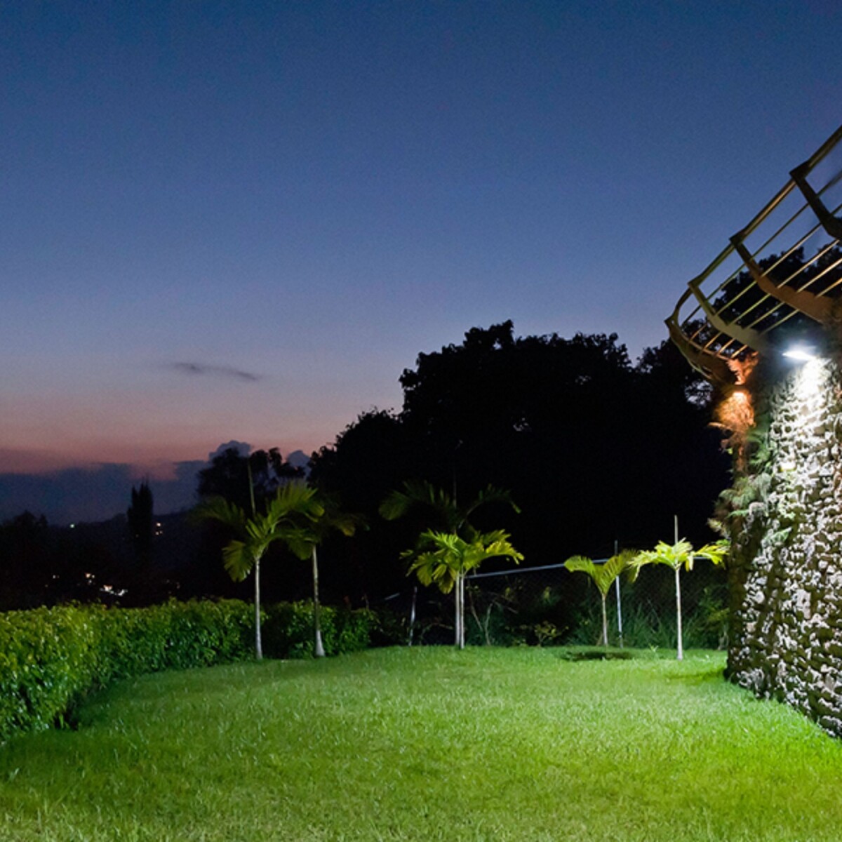 Foco Led Slim 50W Solar, con fotocélula y control remoto — Iluminica Home