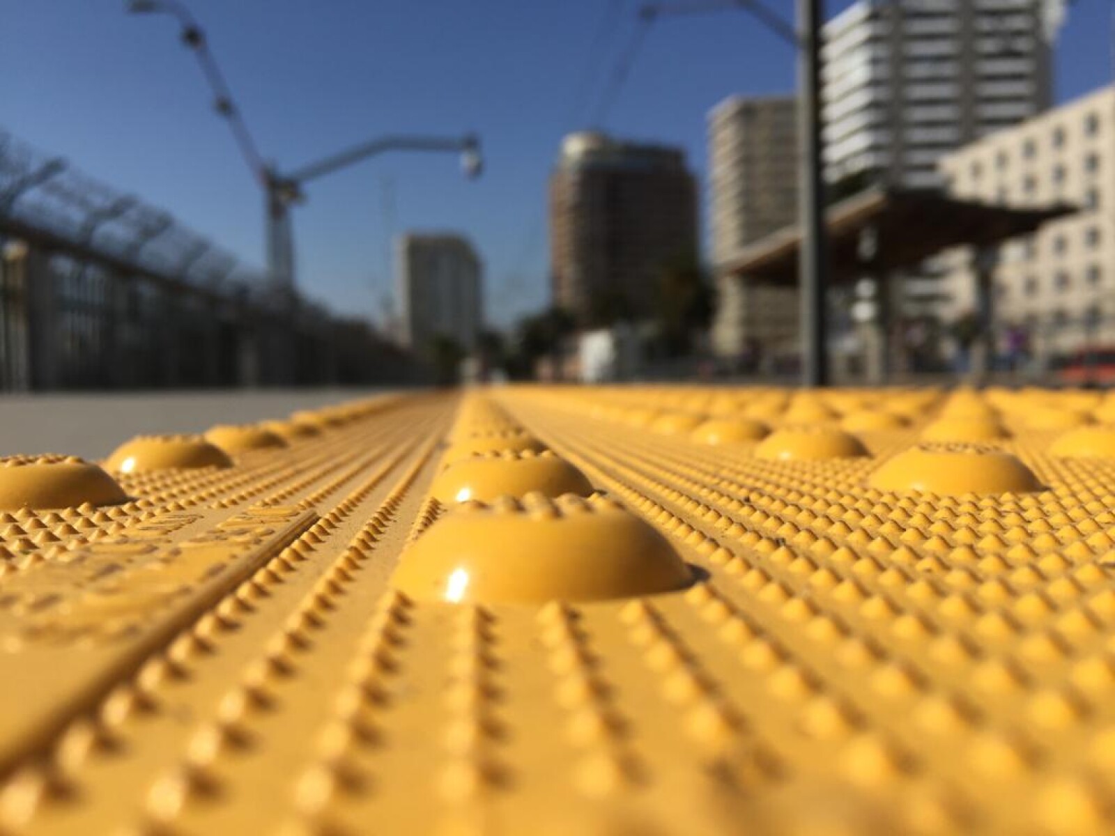 Pavimento Podotáctil Alerta 90 - AMARILLO — Grupo Licasa