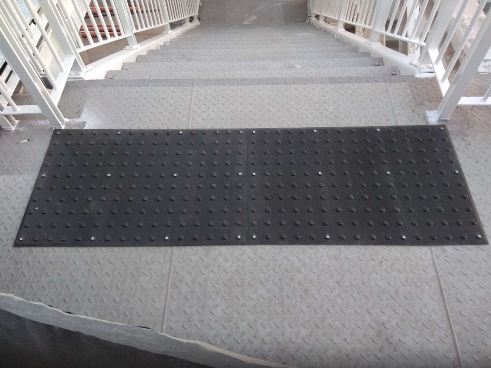 Pavimento Podotáctil Alerta 90 - NEGRO — Grupo Licasa