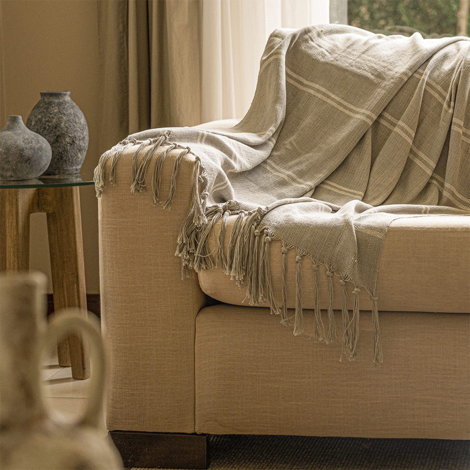 Manta Artesanal Tajy - 118x130 - Pilar - Crudo/Beige — Rustico Hogar