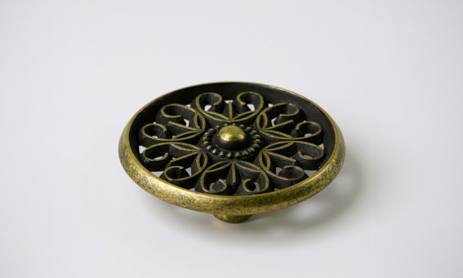 Tirador Circular Con Dibujo Gr19-g23 — Montecuir