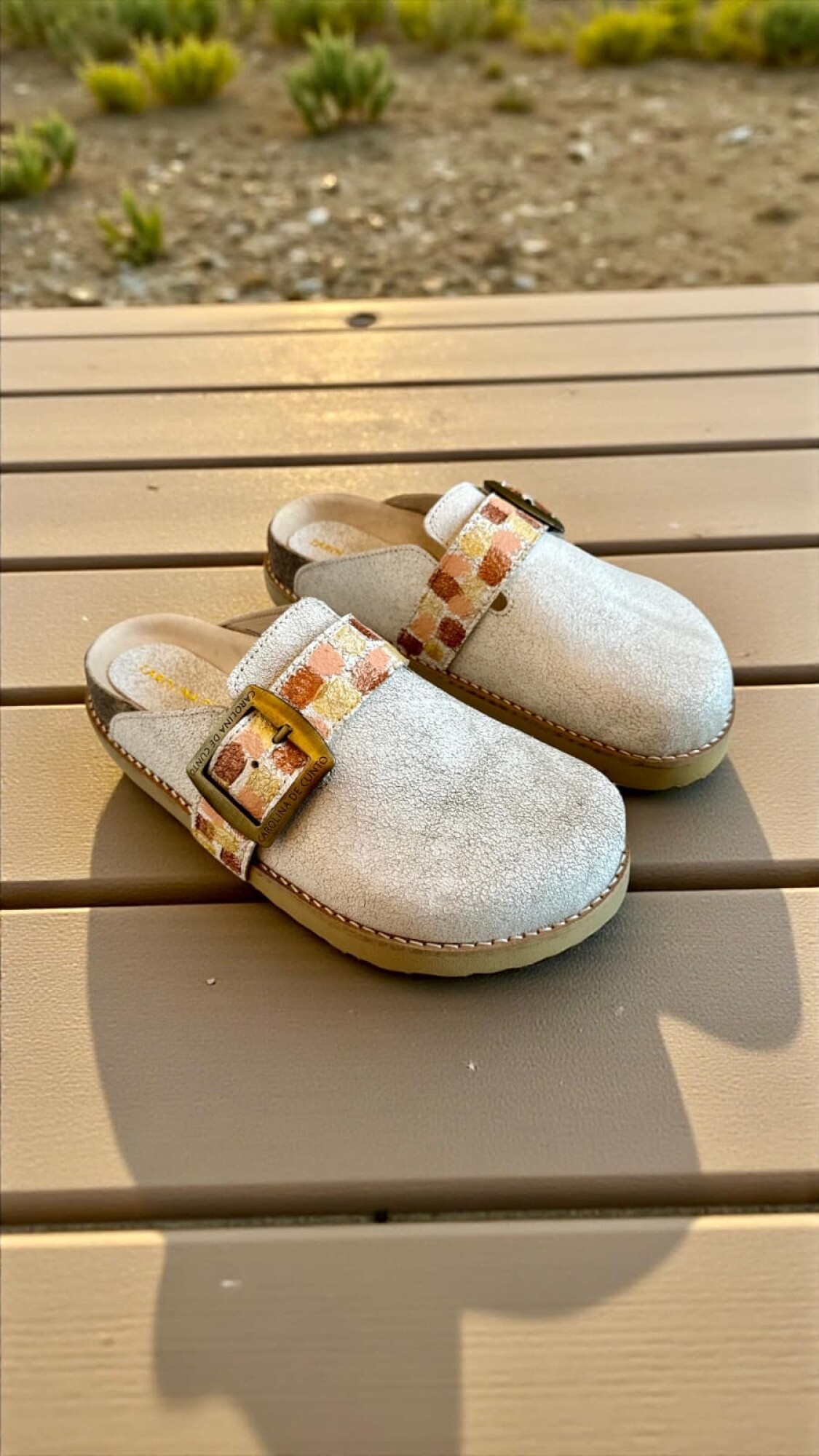 Sandalias SAKI Blancas Línea Ottenta Con Hebilla Y Arte Carolina De Cunto Pintado A Mano ...