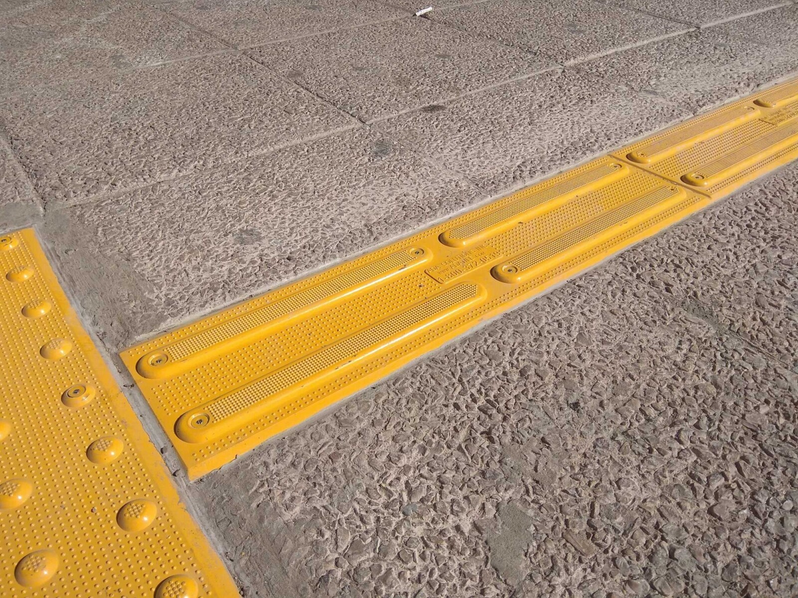 Pavimentos Podotactiles - DIRECCIONAL-120 — Grupo Licasa