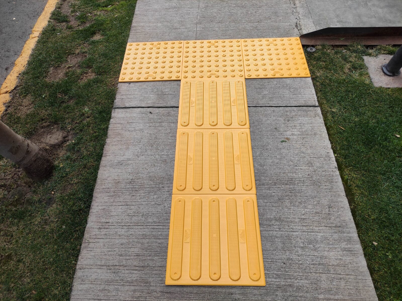 Pavimentos Podotactiles - DIRECCIONAL-40 — Grupo Licasa