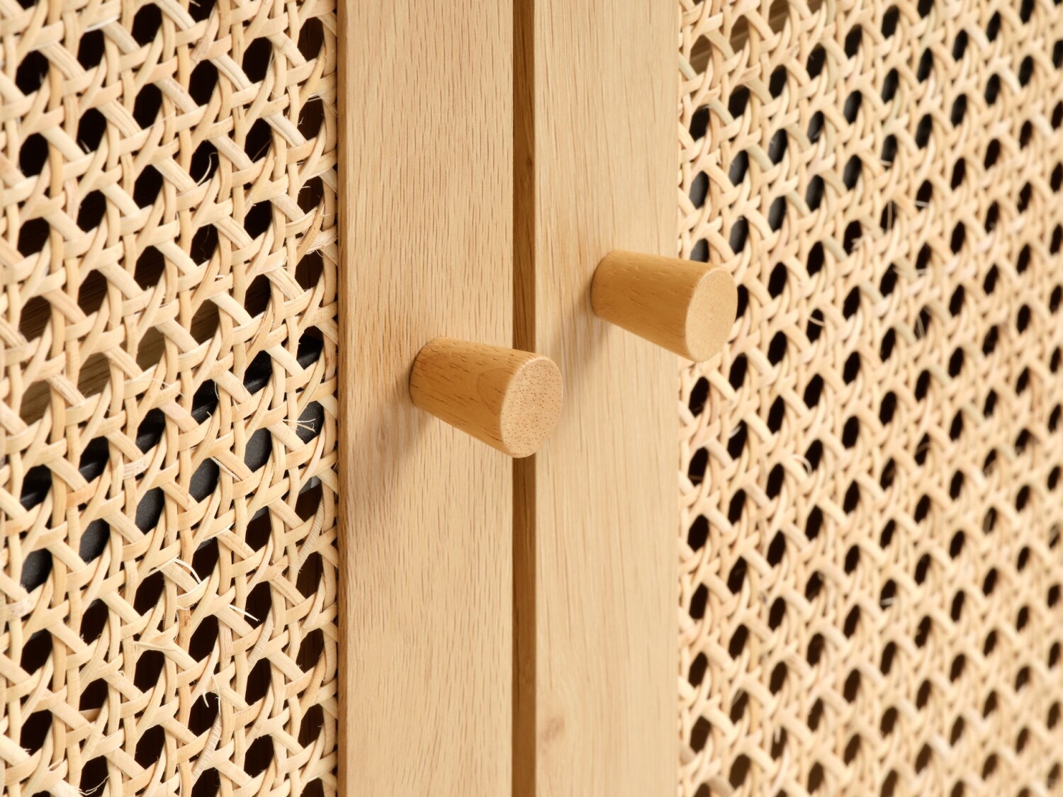 Aparador HALMSTAD 3 puertas ratán sin/roble — JYSK