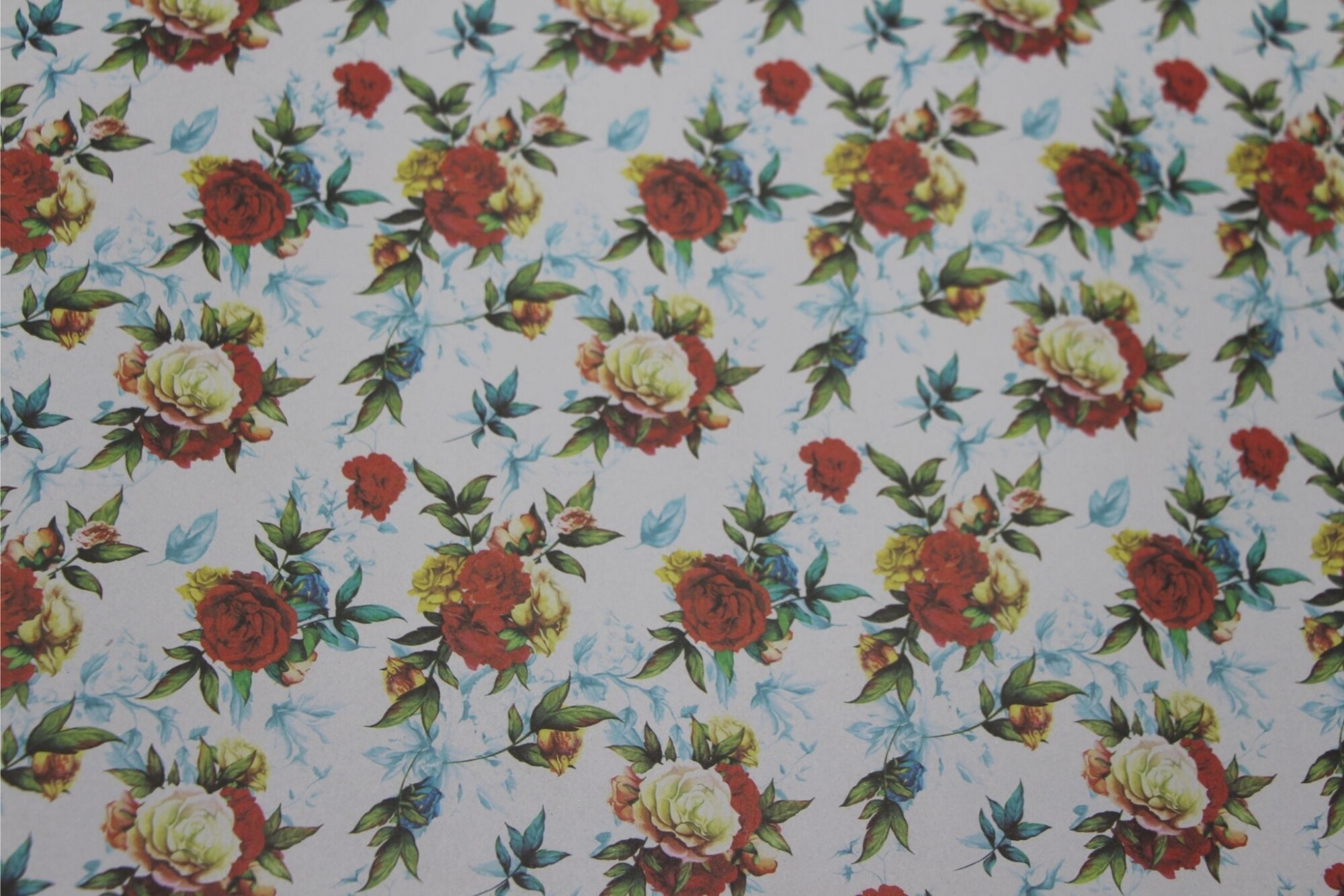 PAPEL DE REGALO 75 X 50 - ROSAS — Alberto Gandulia